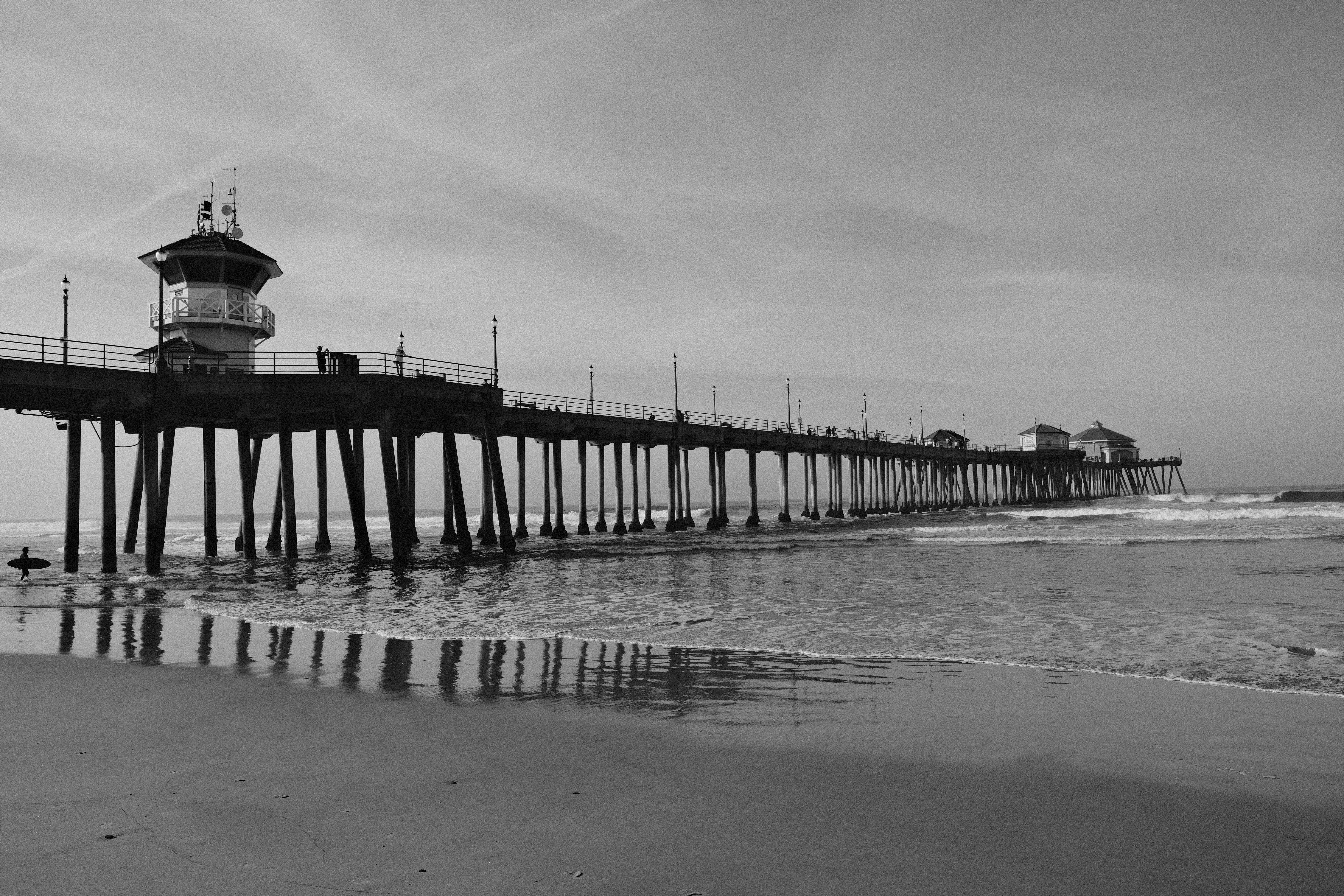 Foto Una foto en blanco y negro de un muelle – Imagen Gris gratis en ...