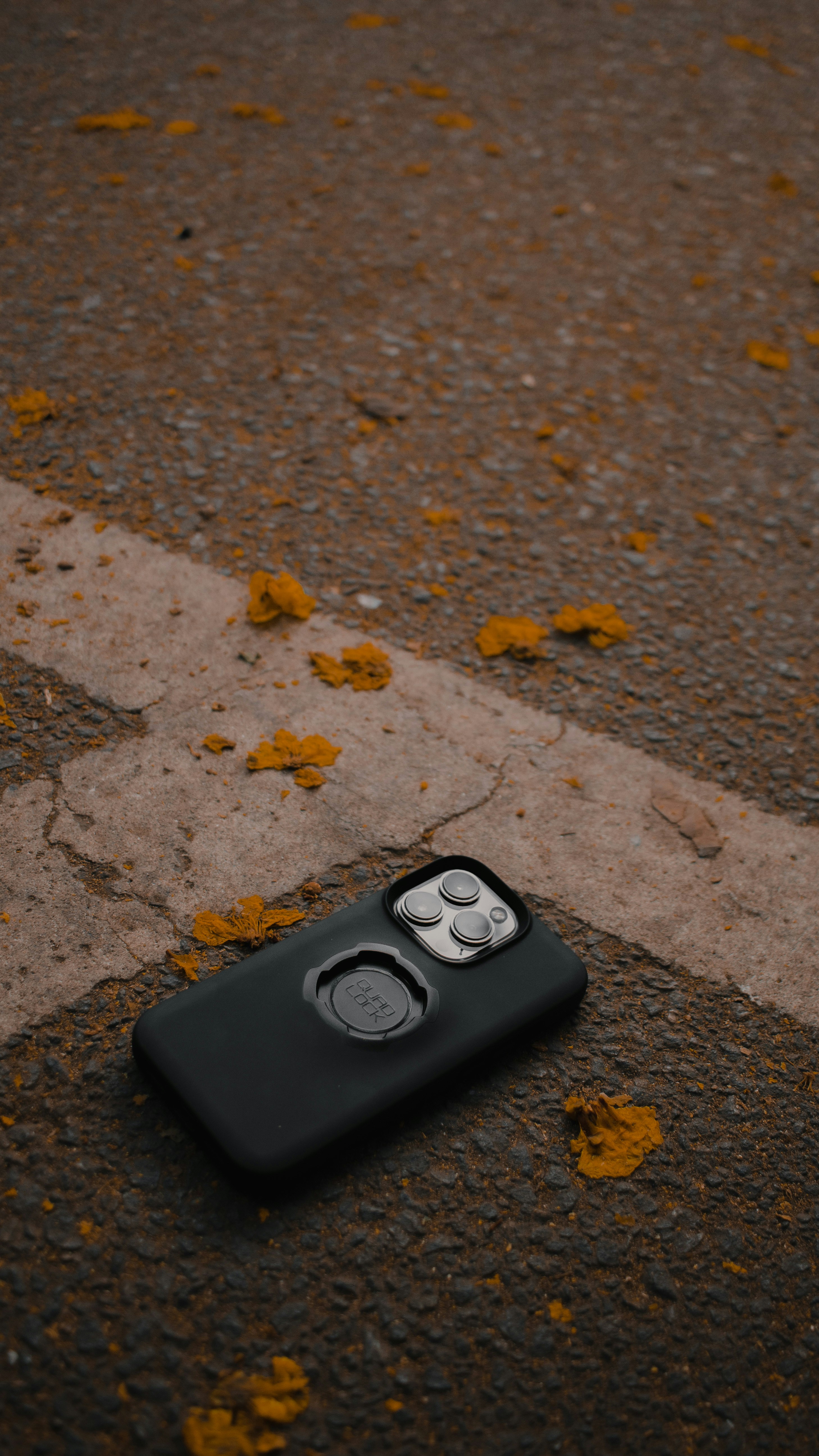 Foto zum Thema Ein Handy, das am Straßenrand auf dem Boden liegt ...