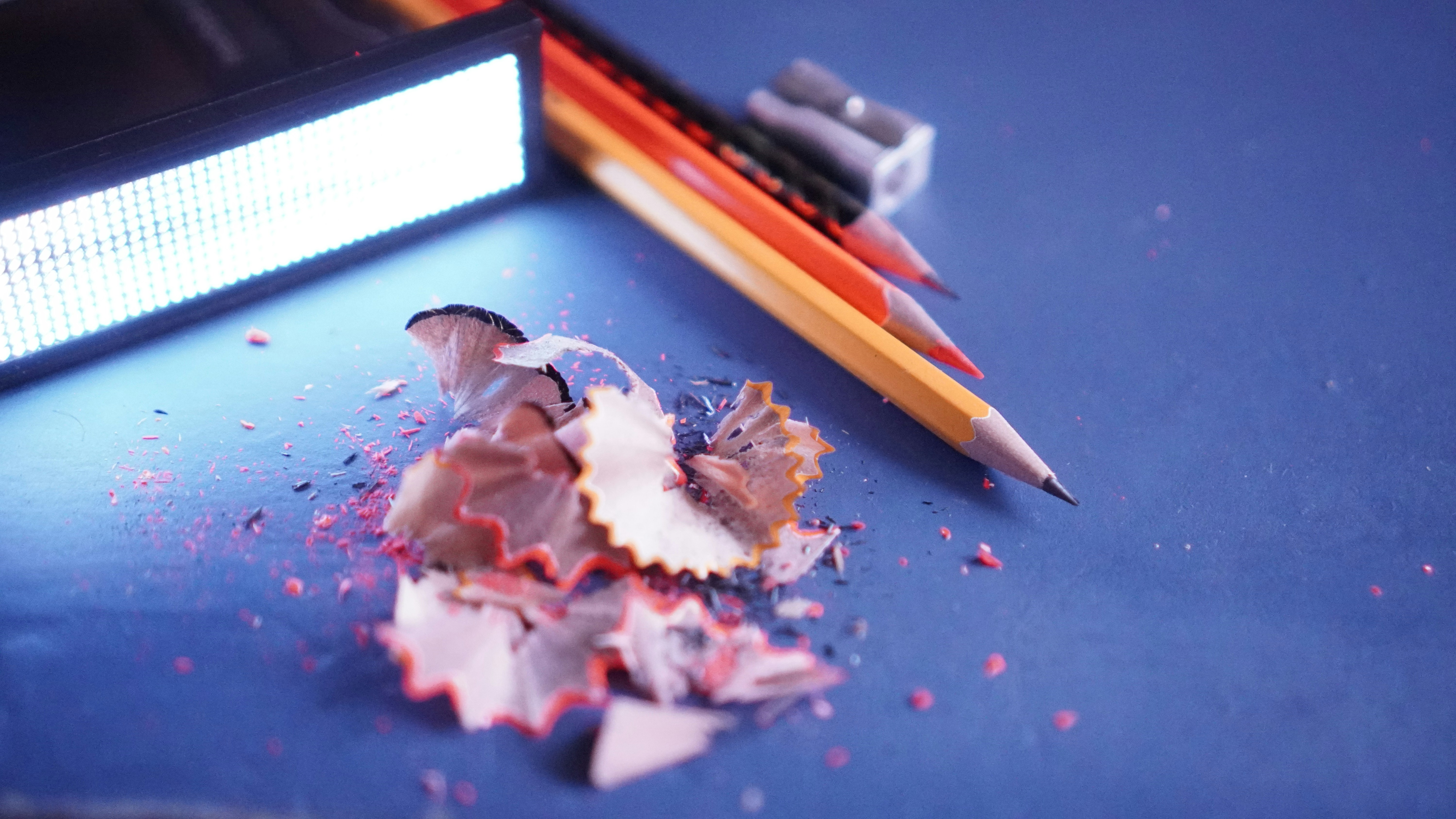 Foto zum Thema Bleistift und Spitzer auf blauer Fläche – Kostenloses ...