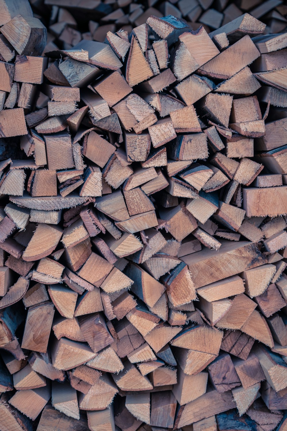 Foto zum Thema Ein Haufen gehacktes Holz sitzt nebeneinander ... Foto zum Thema Ein Haufen gehacktes Holz sitzt nebeneinander ...