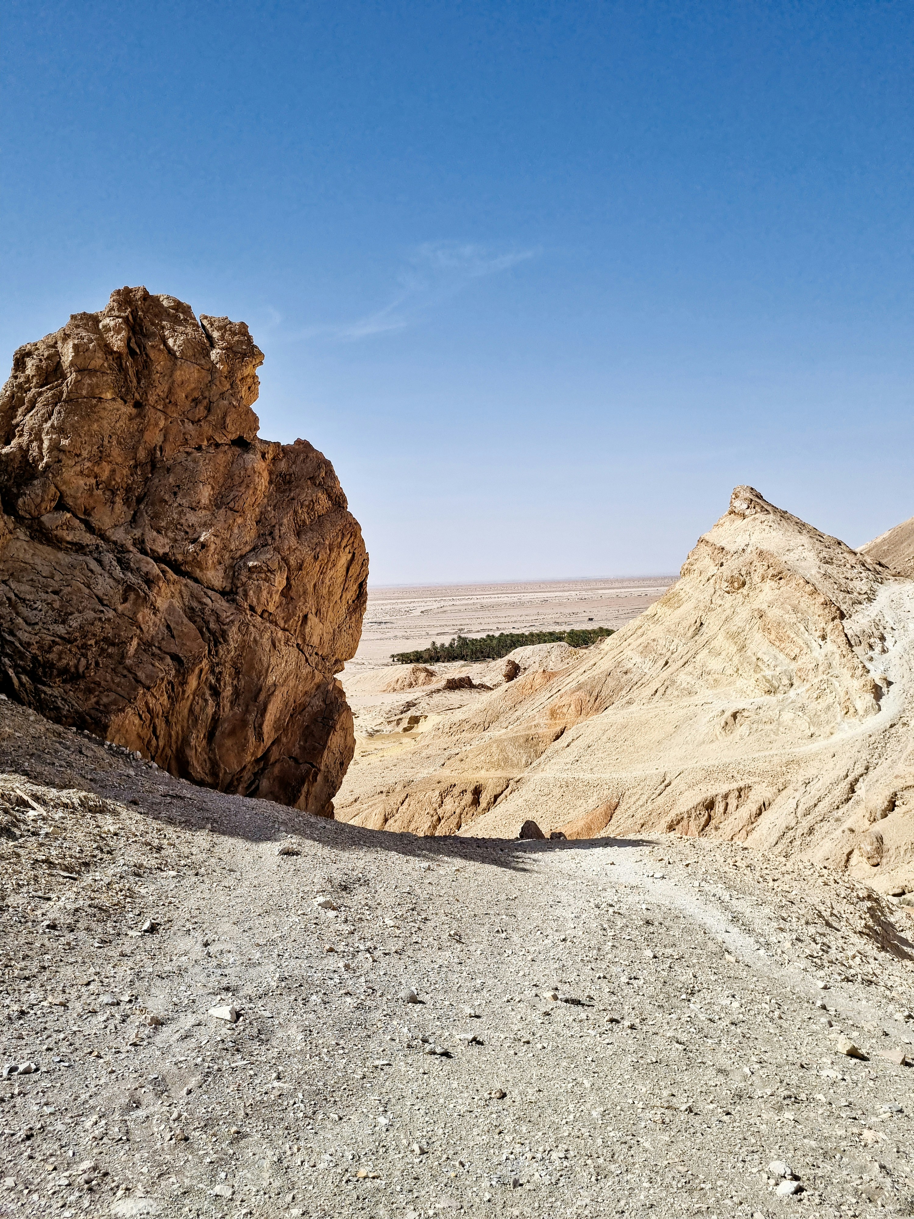 Un gros rocher au milieu d’un désert photo – Photo La nature Gratuite ...