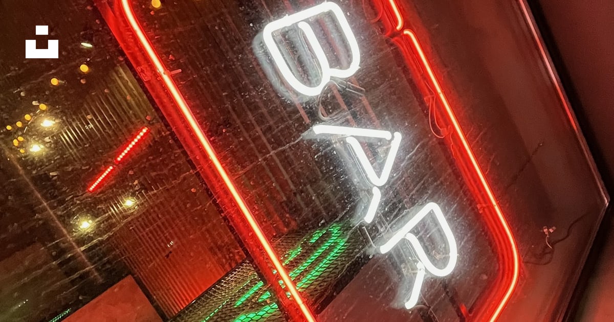 건물 옆에 있는 네온사인 사진 Unsplash의 무료 Москва 이미지