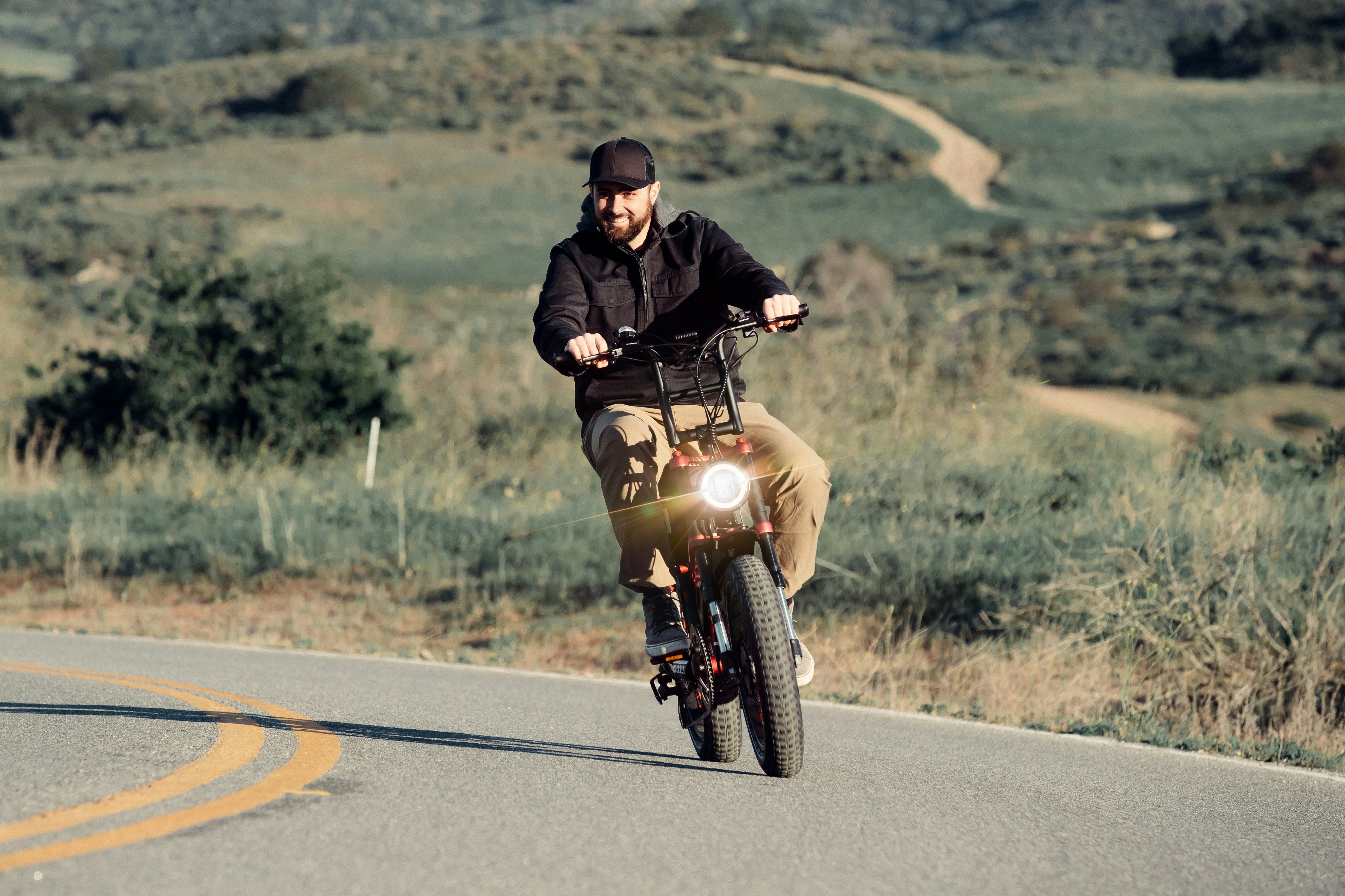 A man riding a motorcycle down a curvy road photo – Free Electric ...