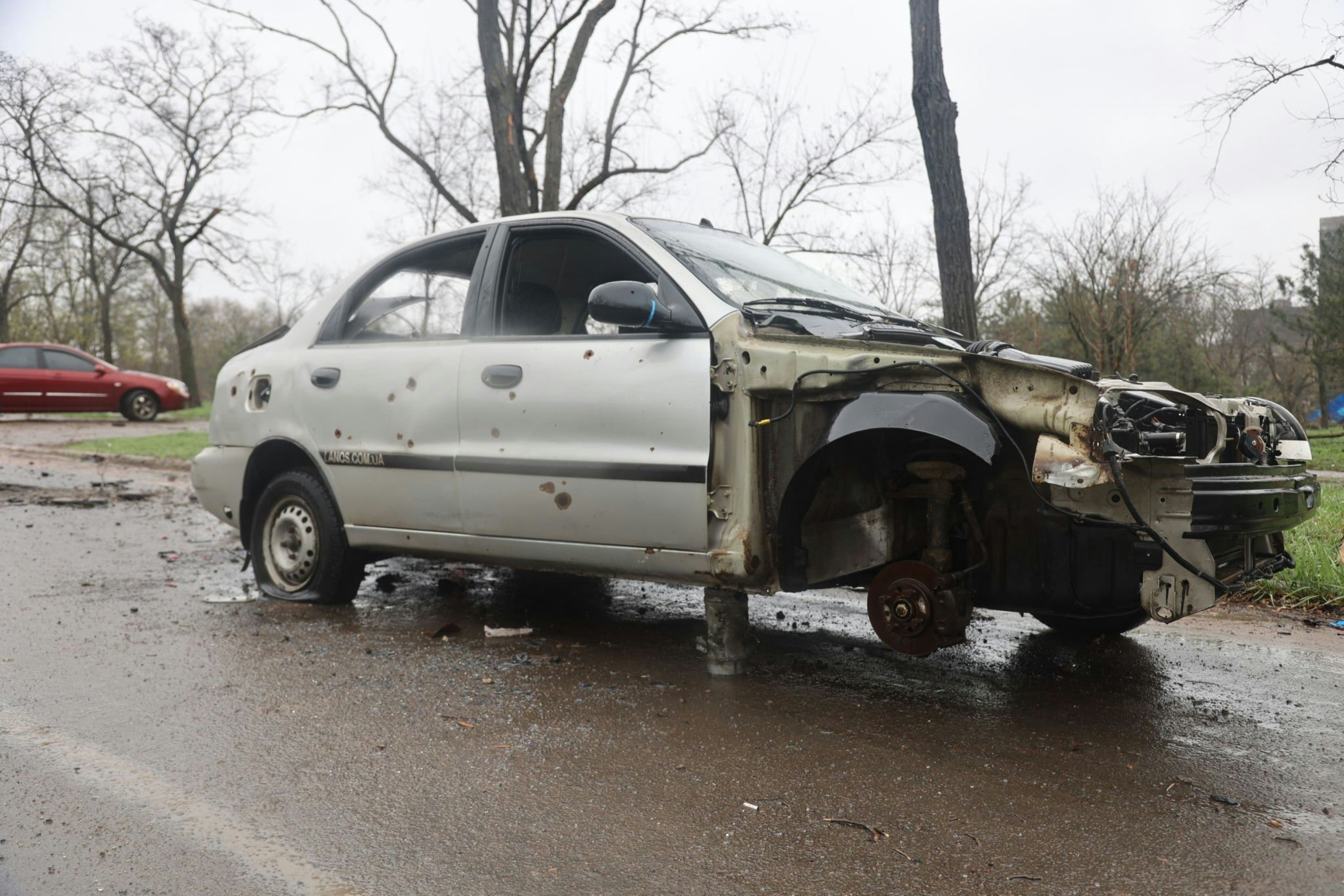 Une voiture assise sur le bord de la route photo – Photo Transport ...