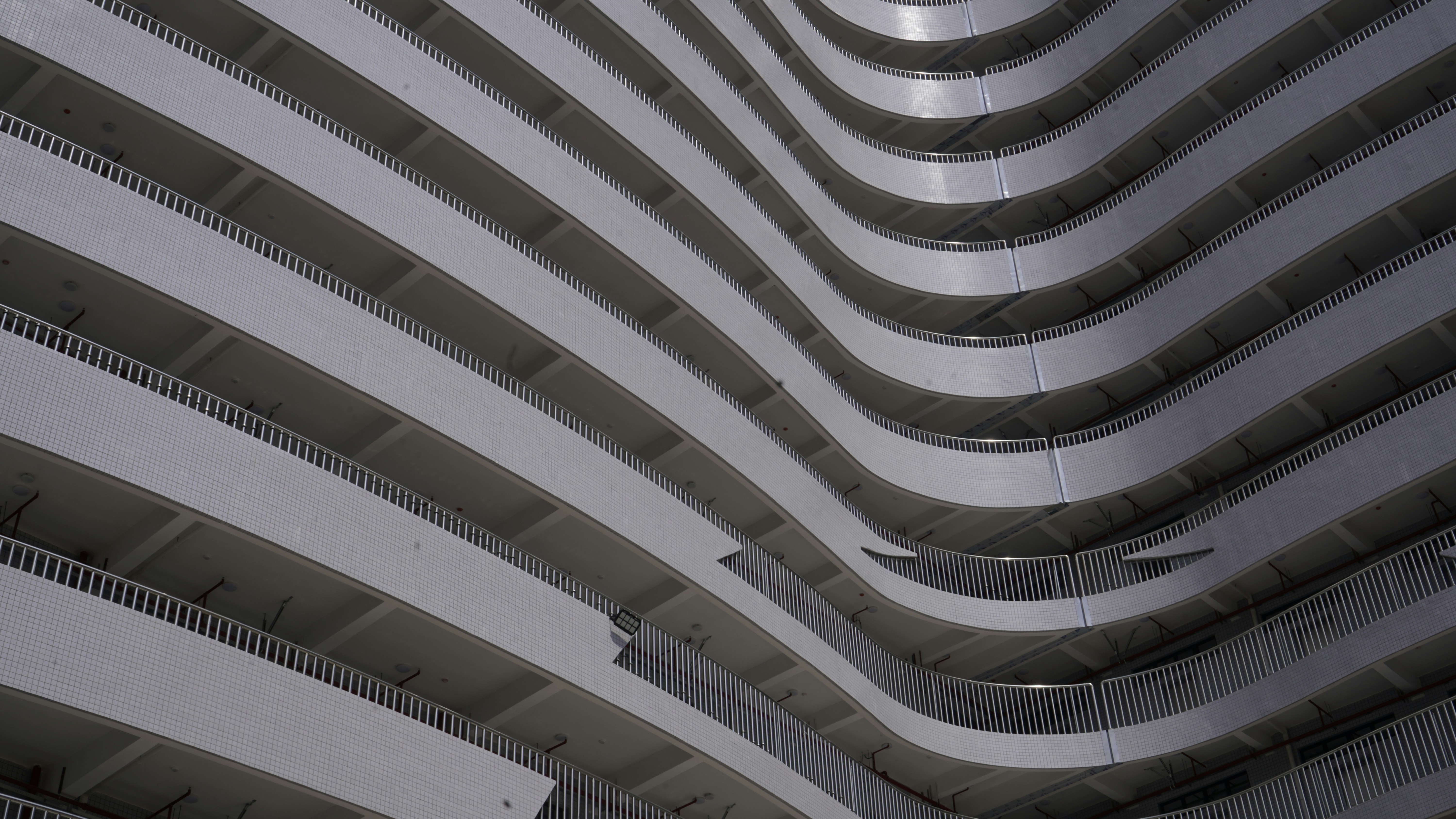 Converging Curves: A Faceted Balcony Facade