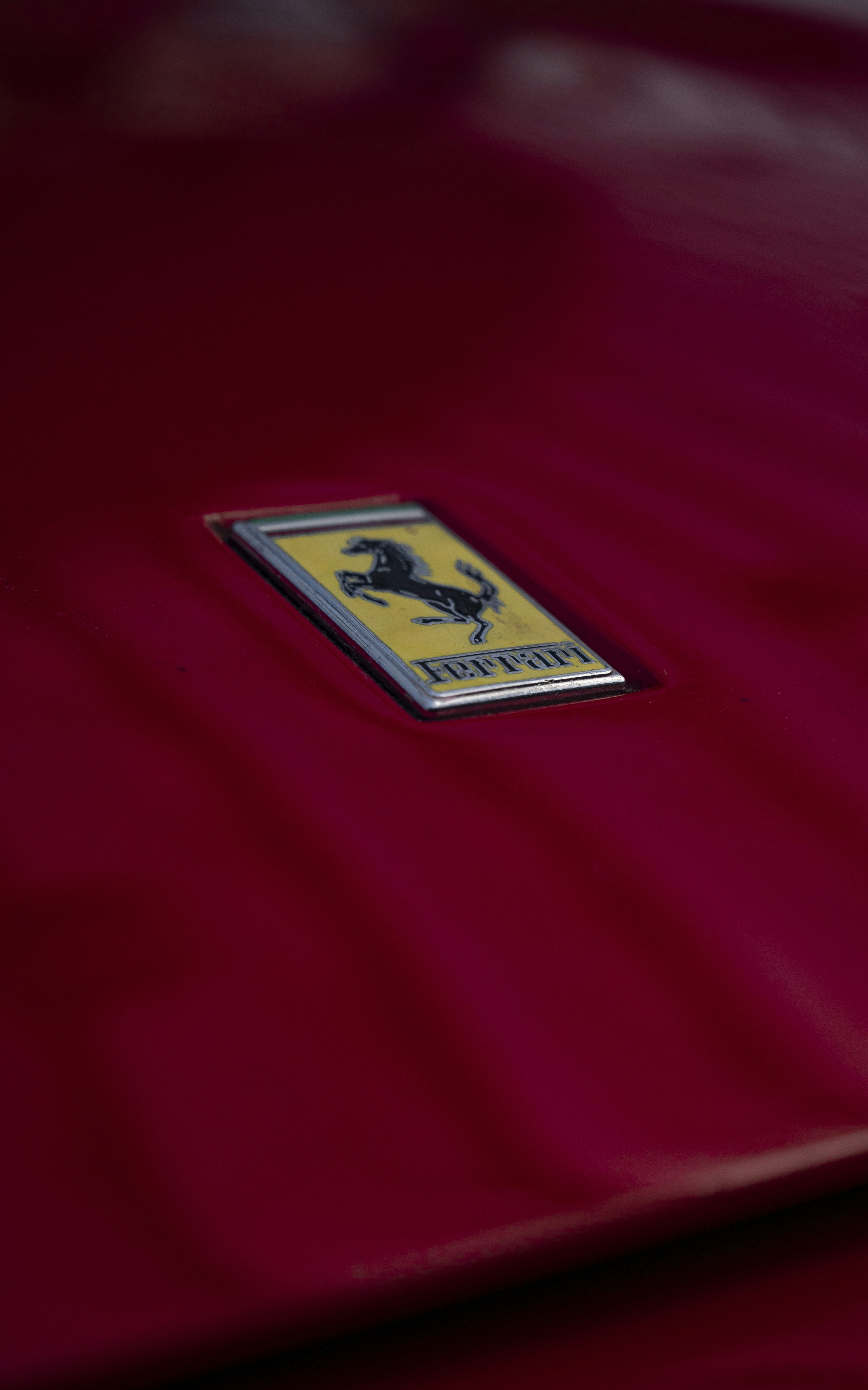 A close up of a ferrari badge on a red car photo – Free Düsseldorf ...