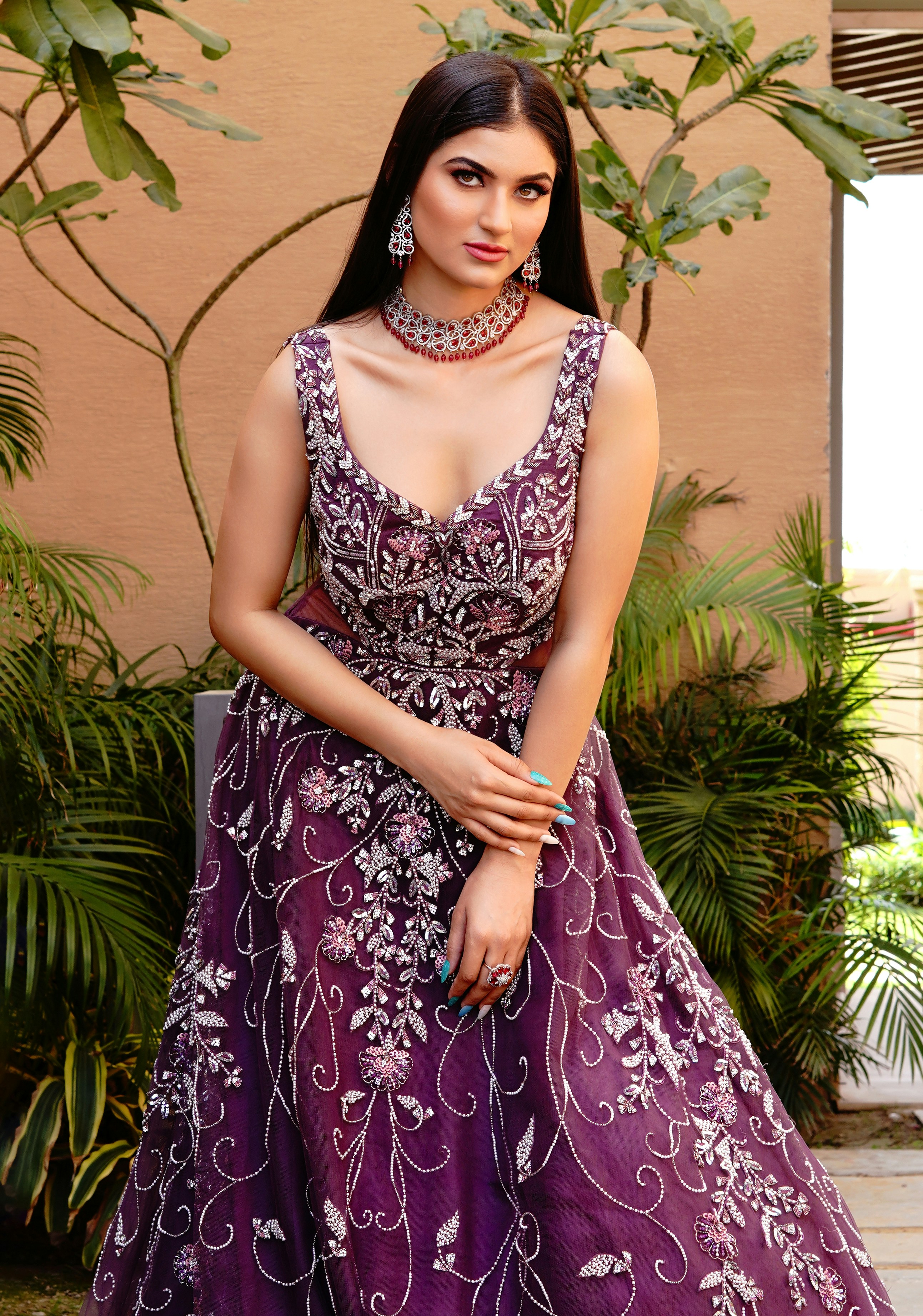 Une femme en robe violette posant pour une photo photo – Image gratuite de Mode femme sur Unsplash