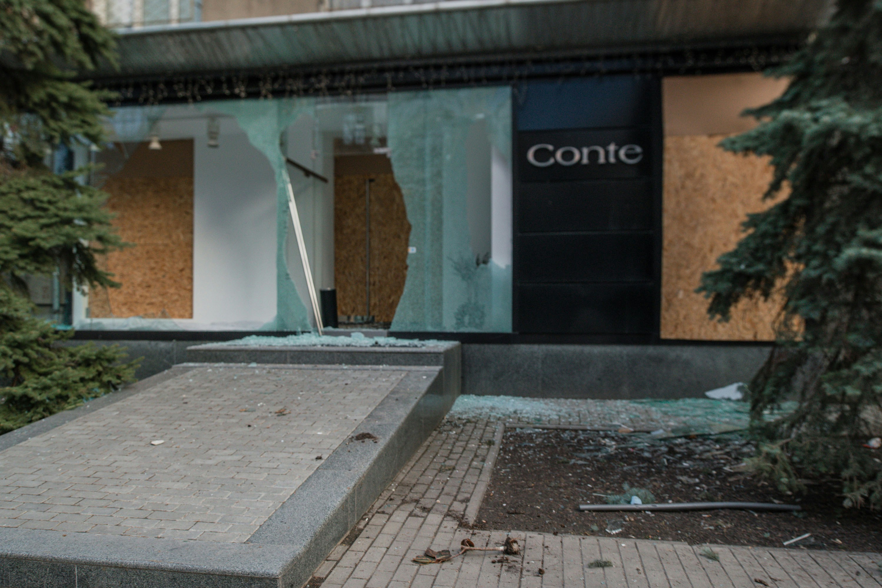 Shattered Glass, Silent Storefront: Conte in a Quiet City Corner