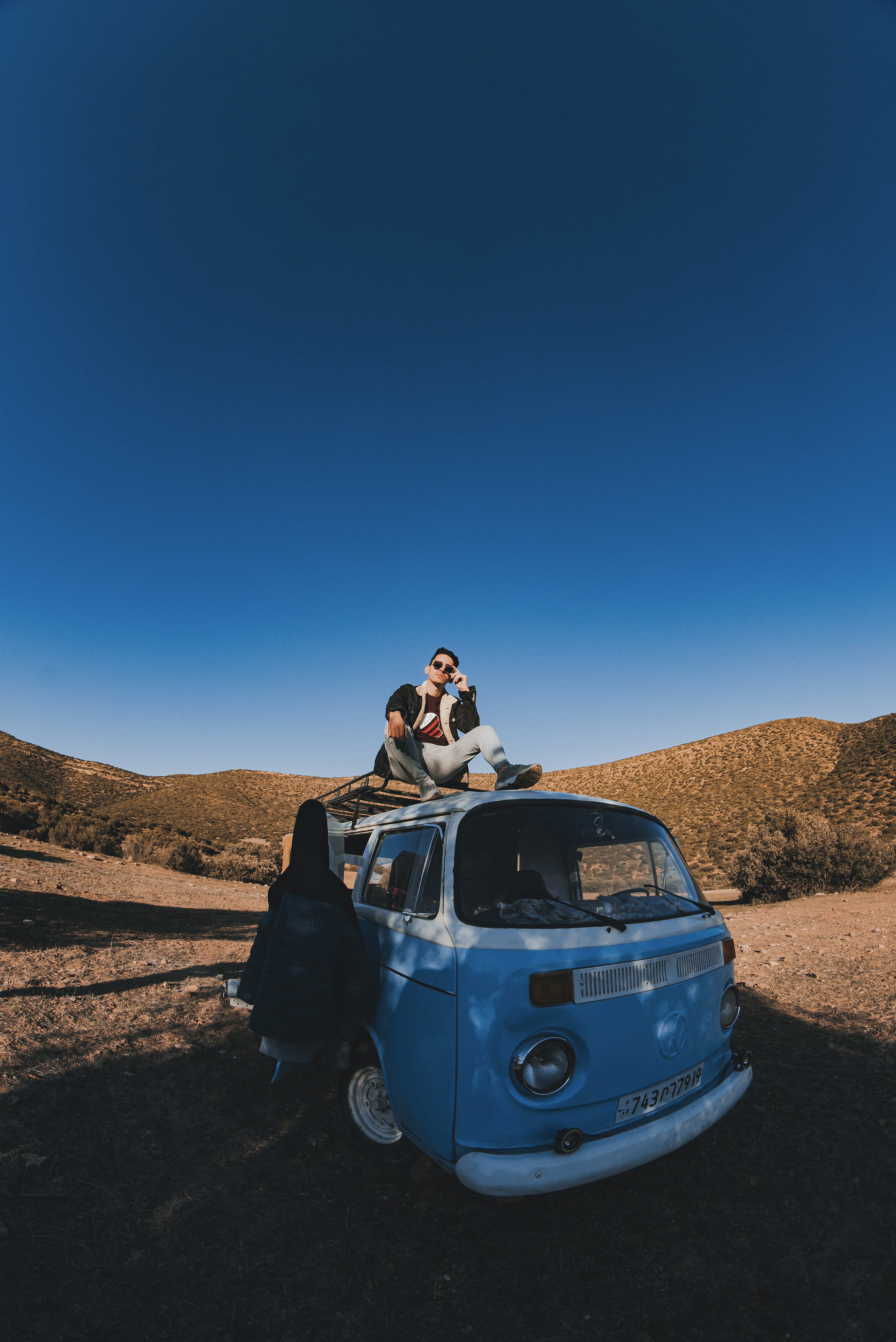 A group of people sitting on top of a blue van photo – Free Setif Image ...
