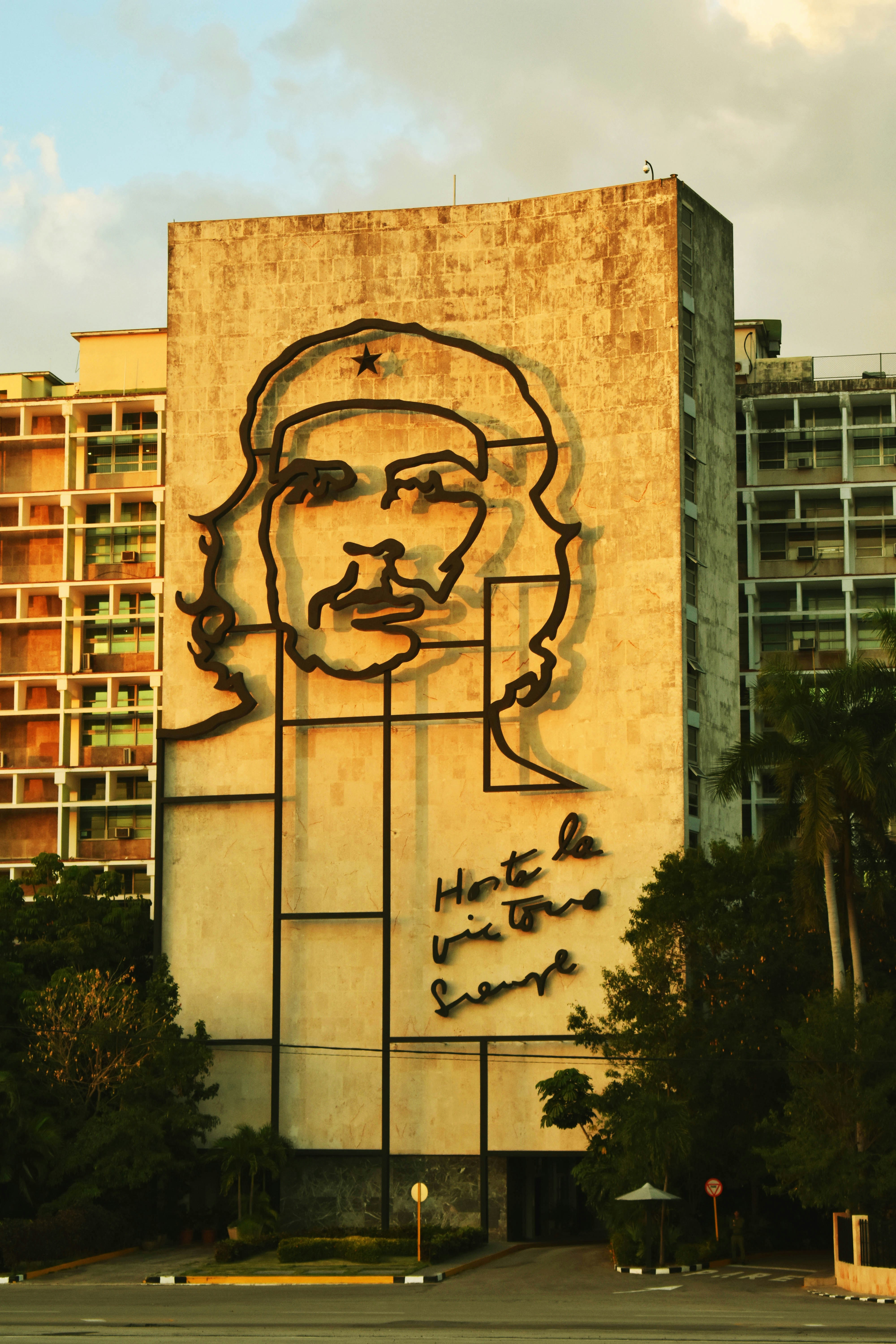 Foto Un gran edificio con un dibujo de un chef en el costado – Imagen ...