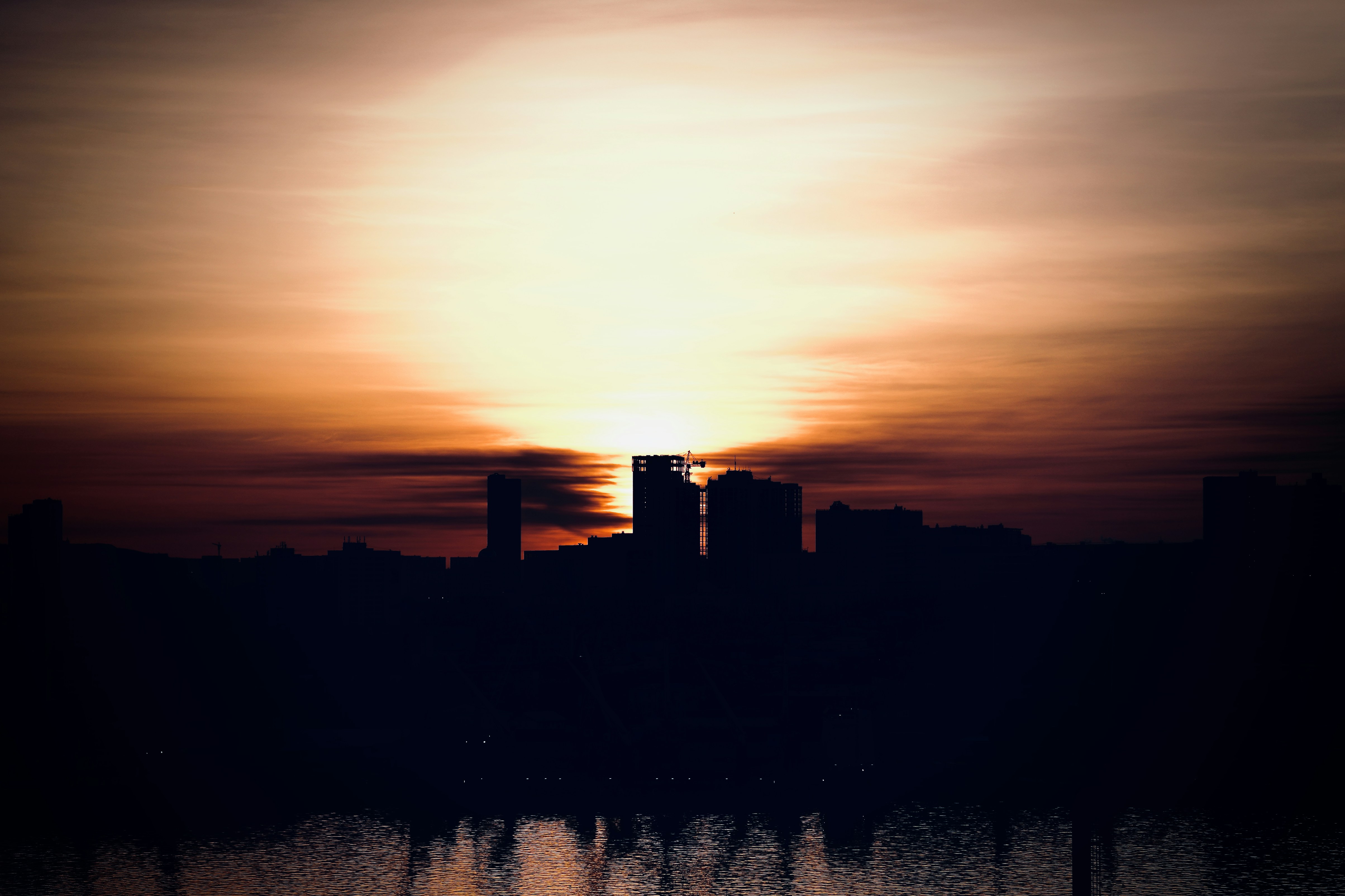 The sun is setting over the city skyline photo – Free Sky Image on Unsplash