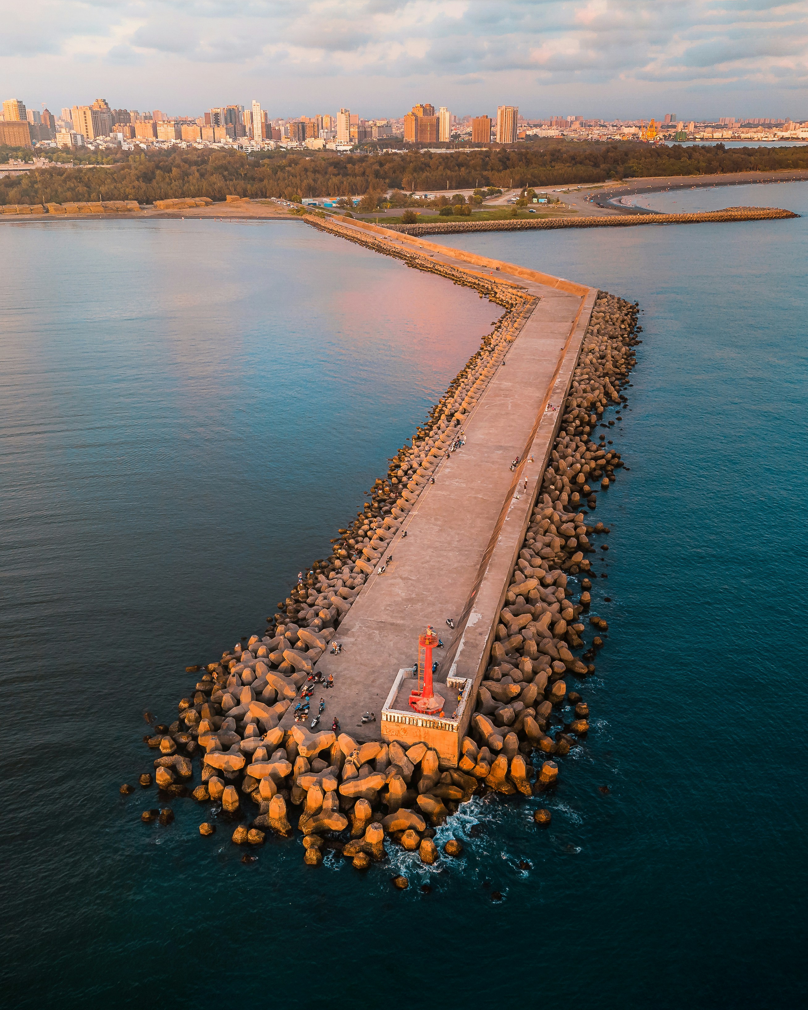Une vue aérienne d’une jetée et d’un plan d’eau photo – Photo Taïwan ...