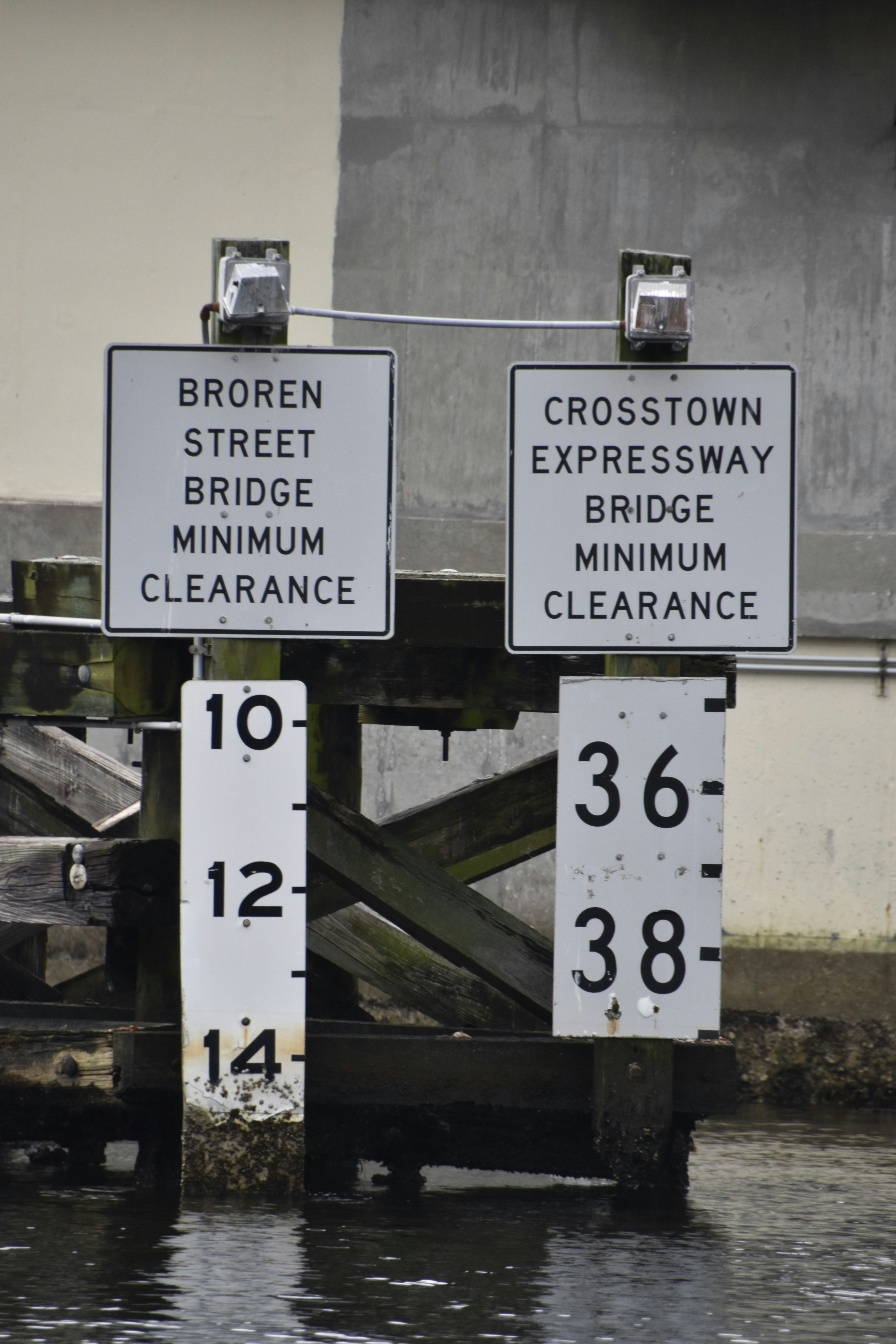 Quelques panneaux de signalisation qui sont dans l’eau photo – Image ...
