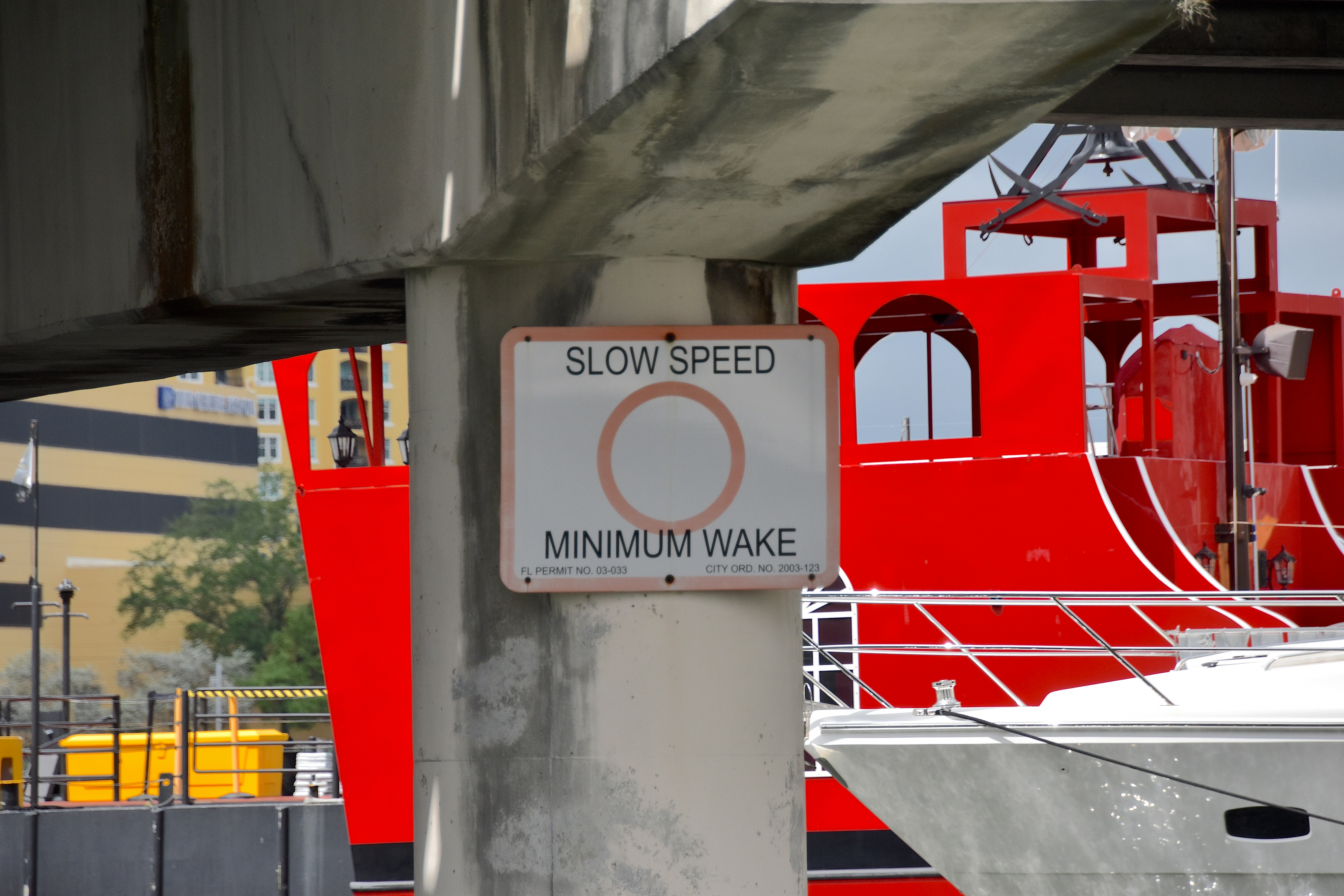 A sign on the side of a building stating slow speed photo – Free Fl ...