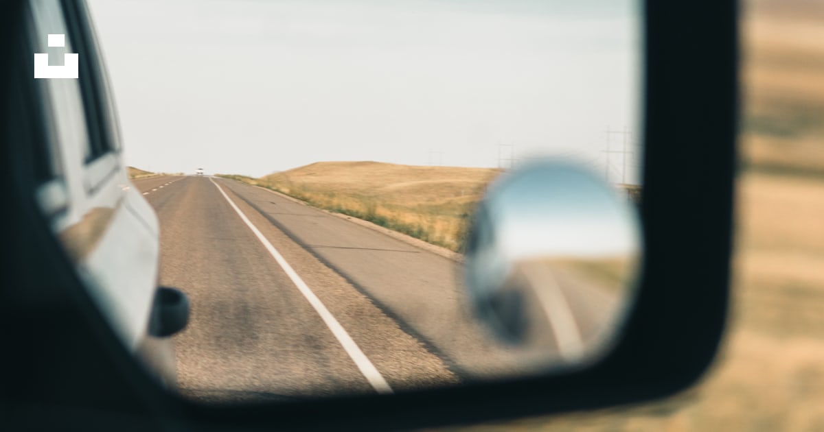 El Espejo Retrovisor Lateral De Un Automóvil Que Refleja Una Carretera