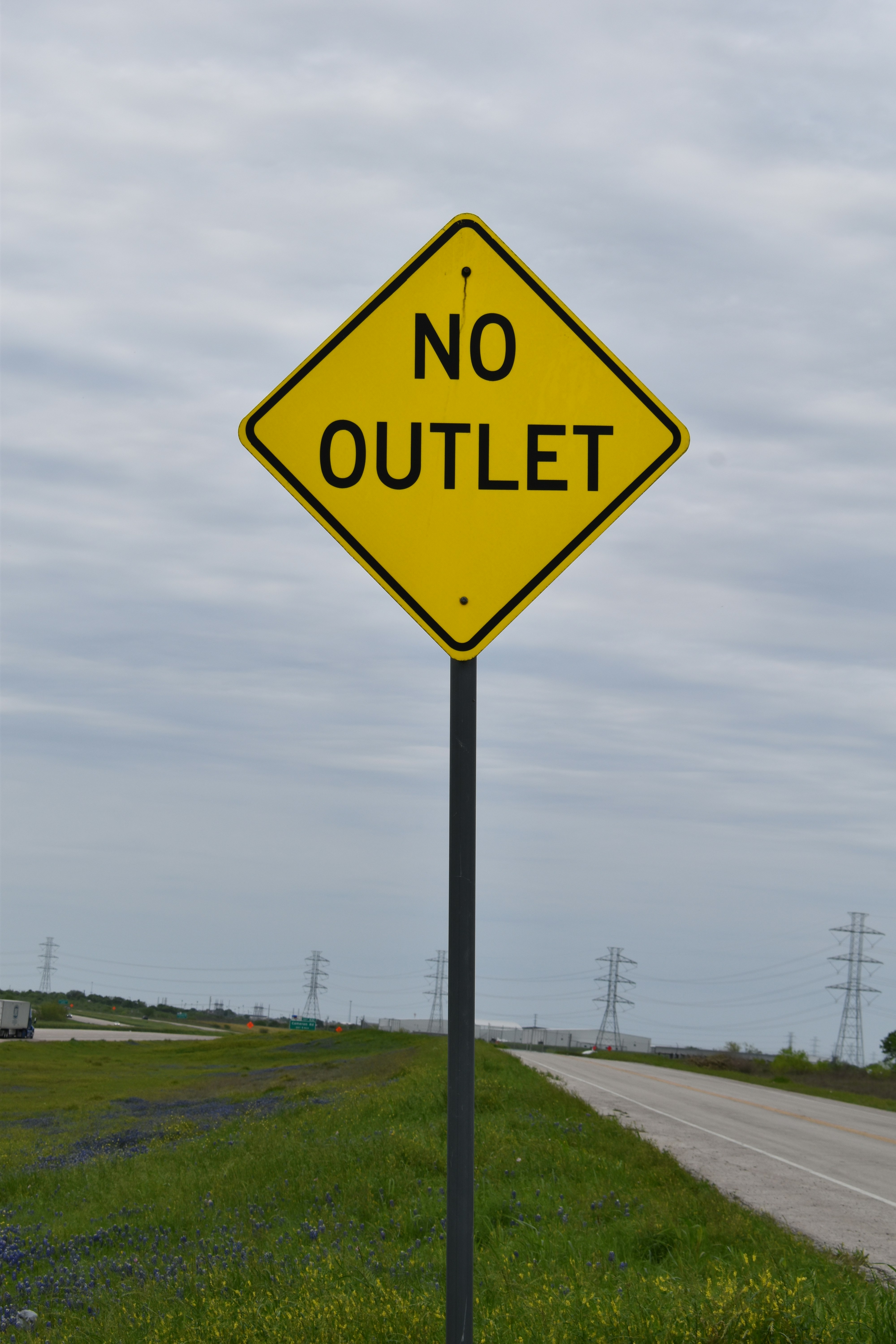 A yellow no outlet sign sitting on the side of a road photo – Free Road ...