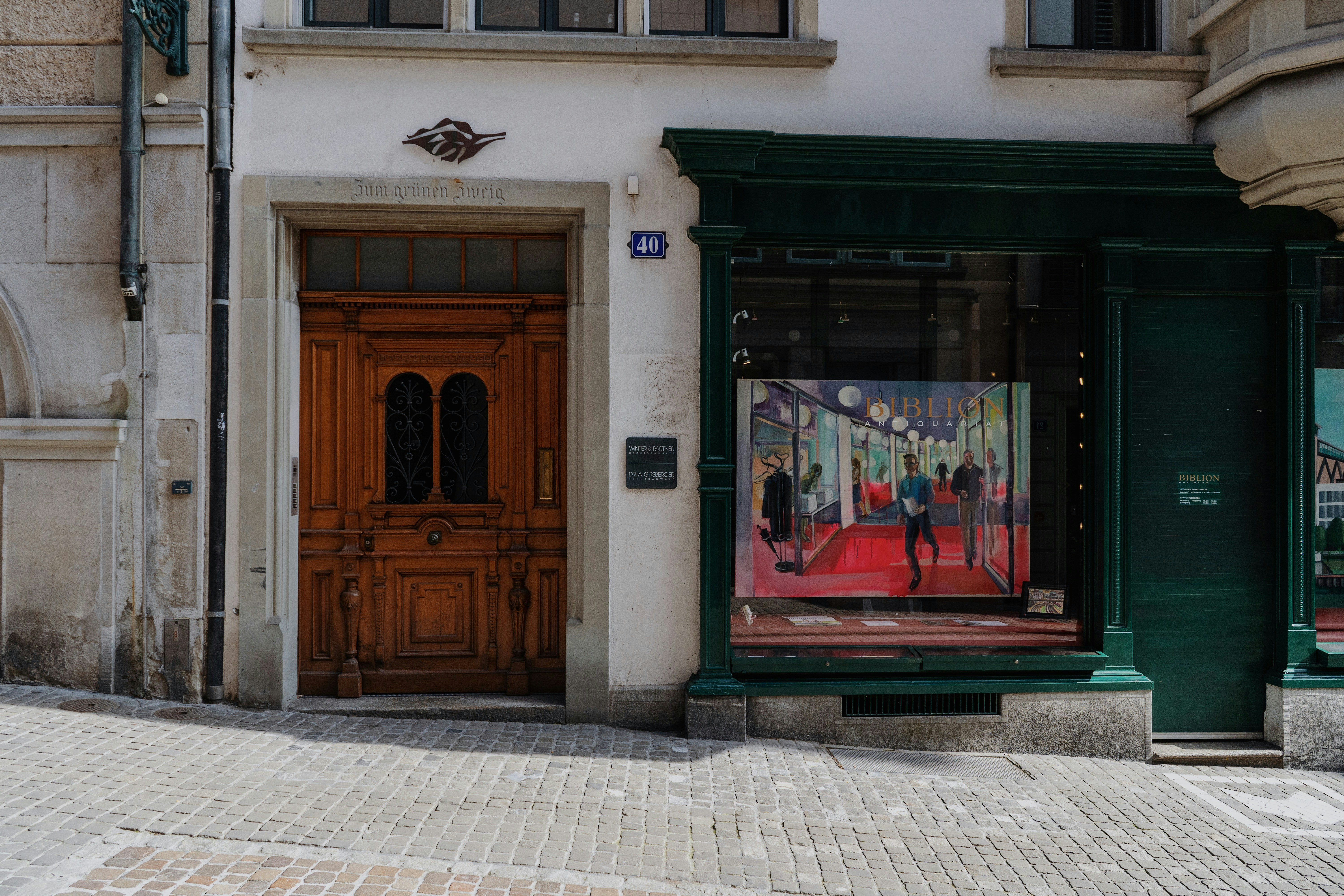 Une devanture avec une peinture sur le devant photo – Photo Zurich ...