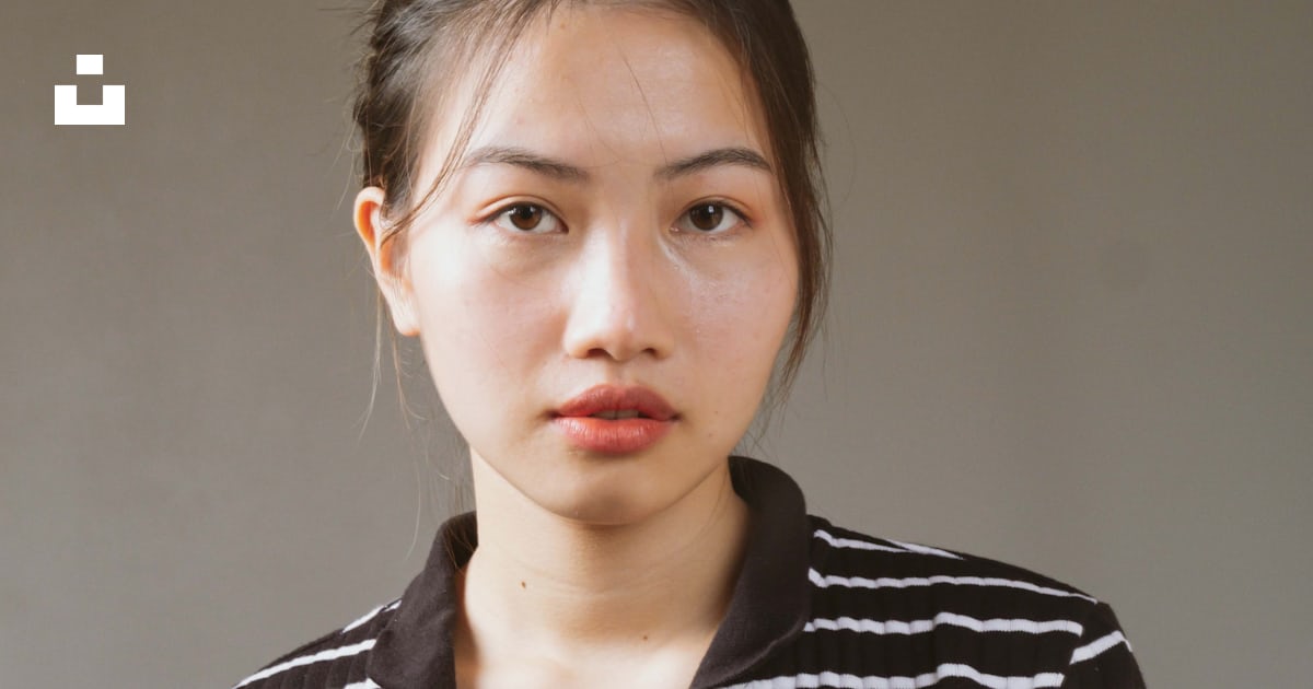 그녀의 얼굴에 심각한 표정으로 소파에 앉아있는 여자 사진 Unsplash의 무료 초상 이미지