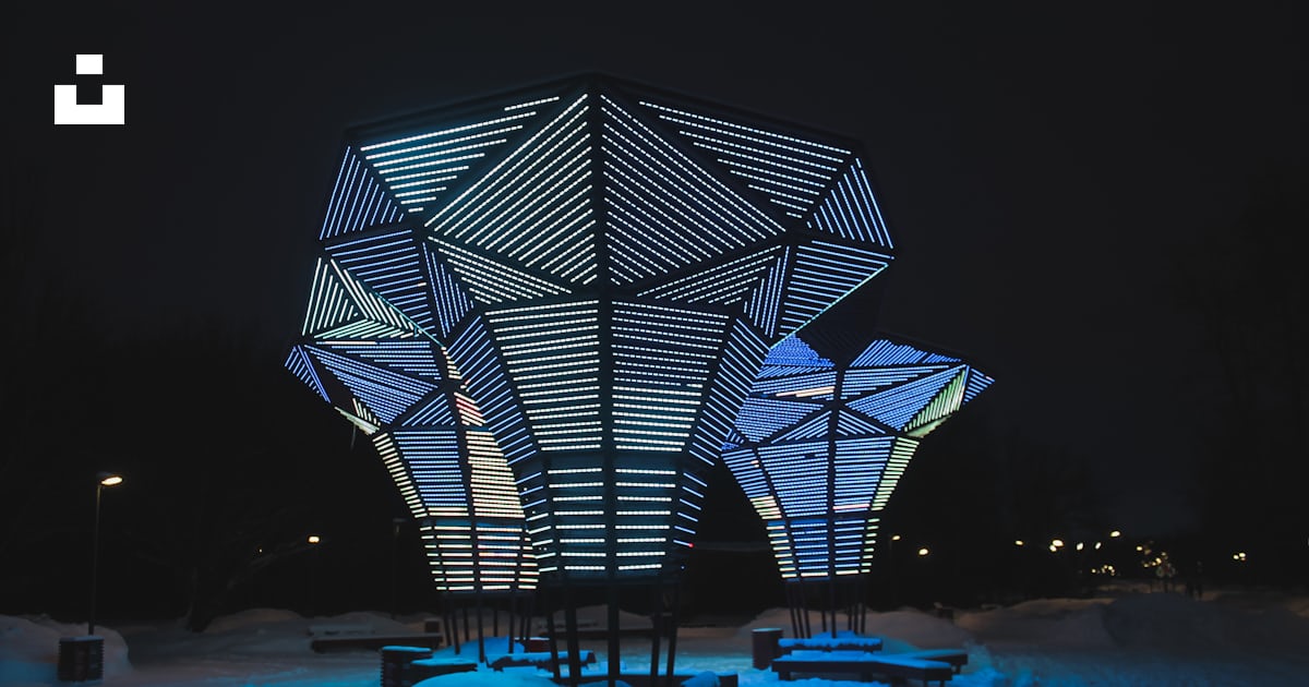 Une Structure Illuminée Dans La Neige La Nuit Photo Photo Kazan