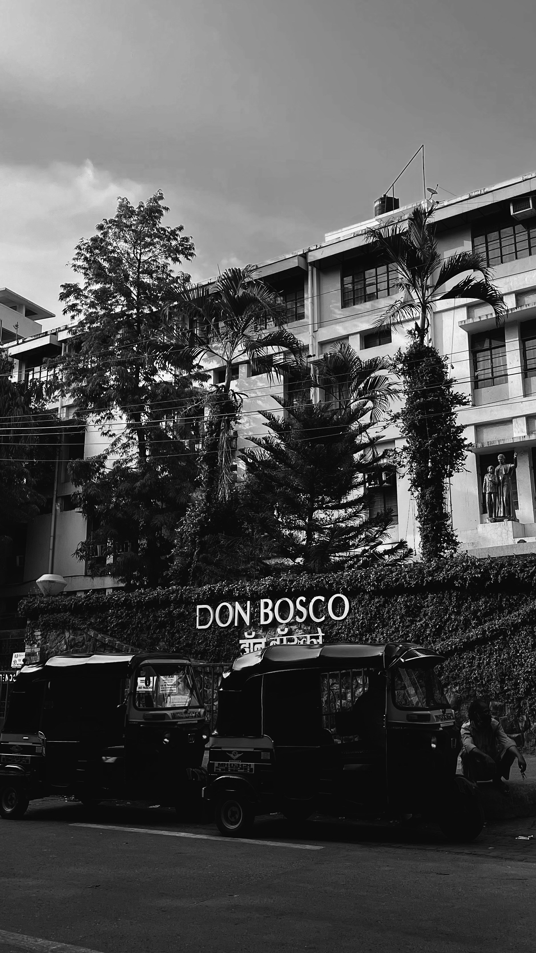 Una foto en blanco y negro de un edificio Don Bosco foto – Imagen de India gratuita en Unsplash