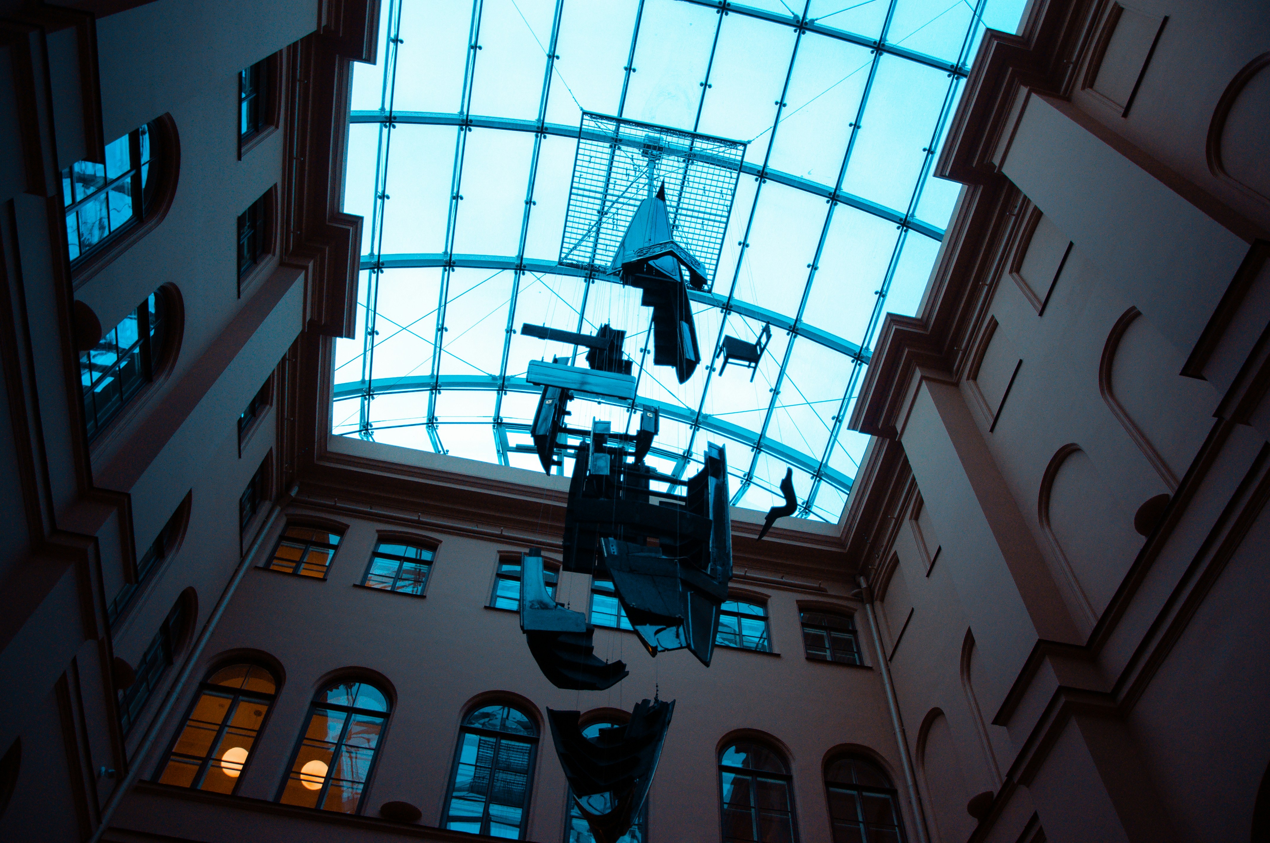 Un grand atrium surmonté d’un puits de lumière photo – Photo ...