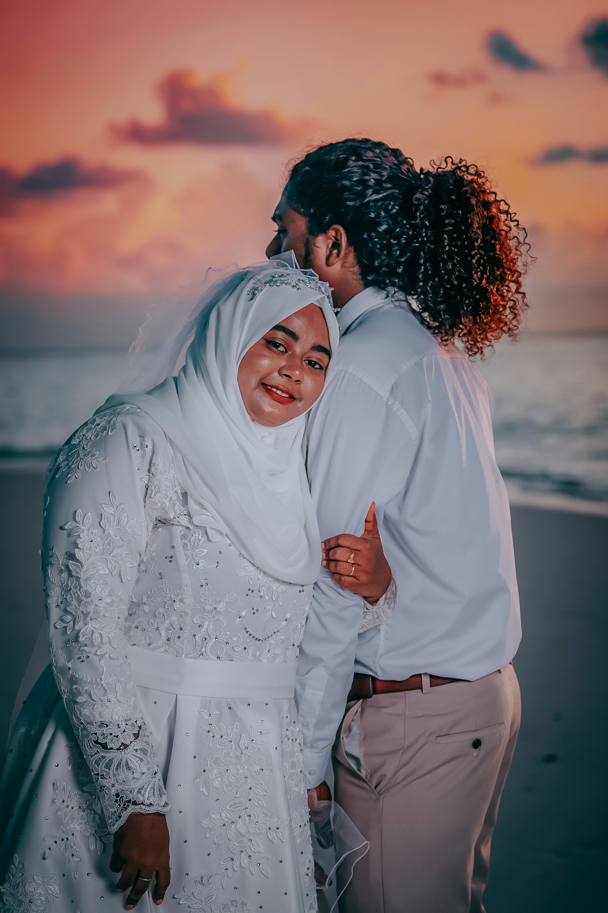 Un couple de personnes debout l’une à côté de l’autre sur une plage photo – Image gratuite de ...