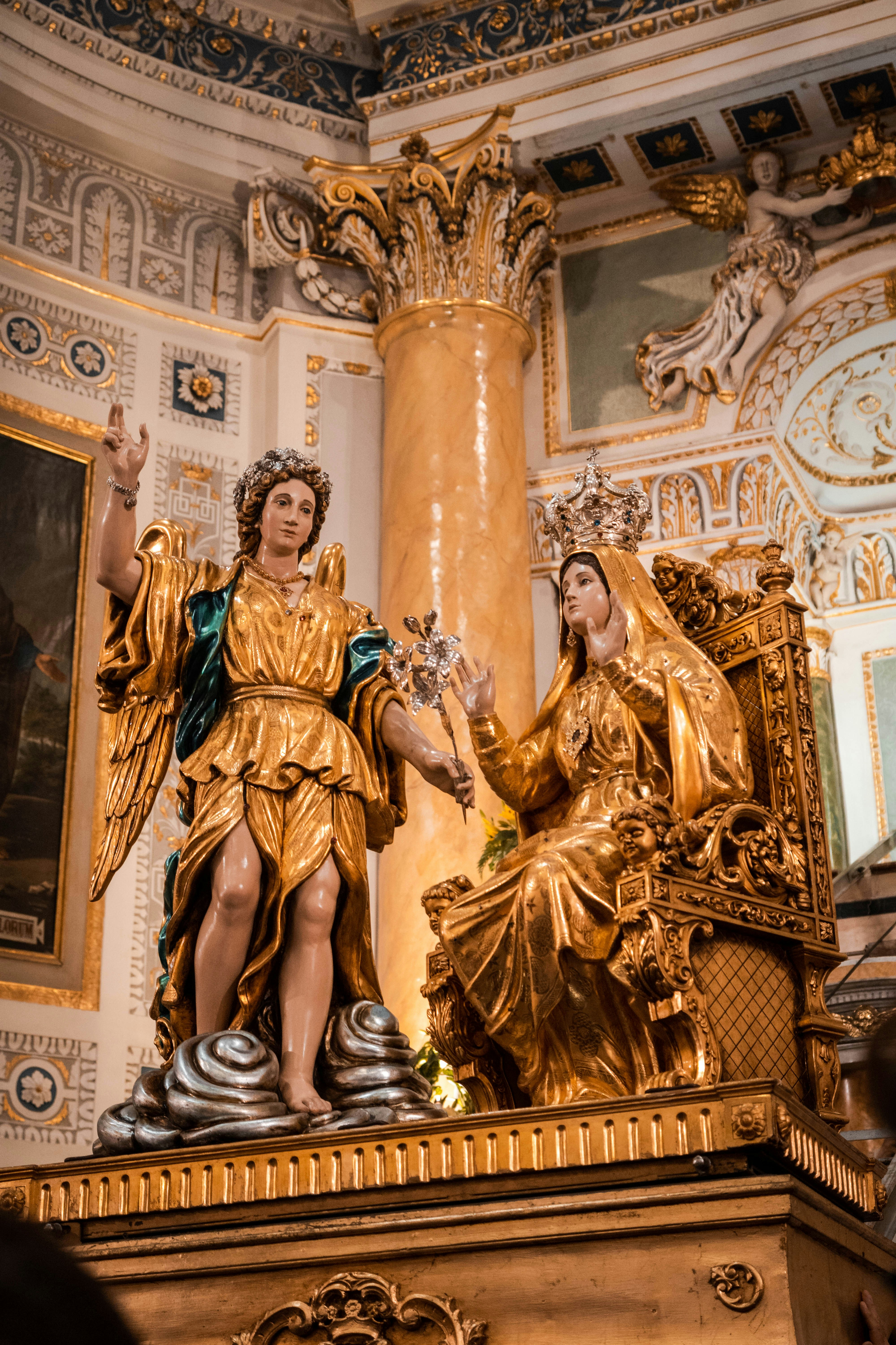 A statue of two women in a room photo – Free Comiso Image on Unsplash