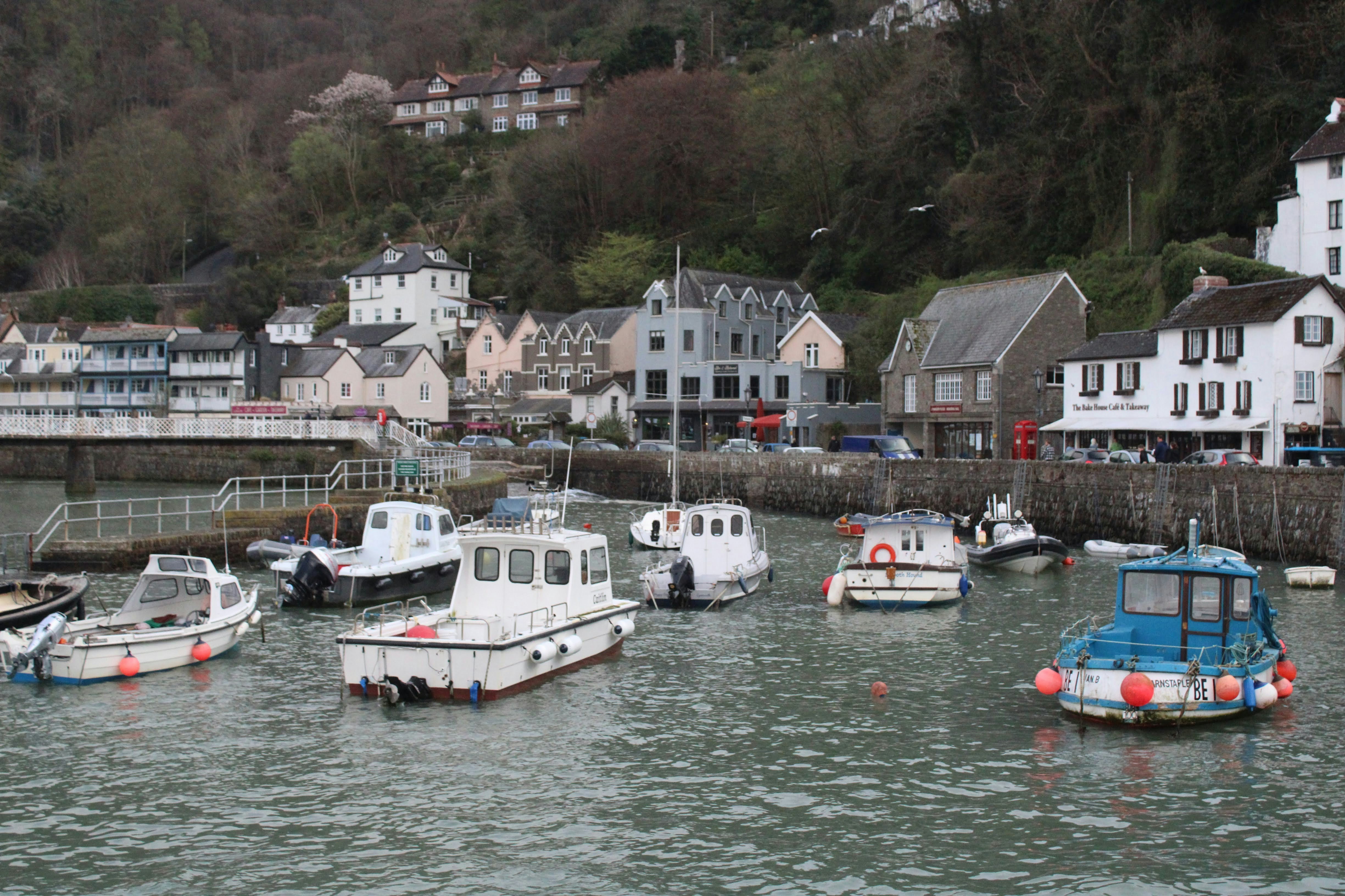 Foto Um grupo de barcos flutuando no topo de um rio – Imagem de Devon ...