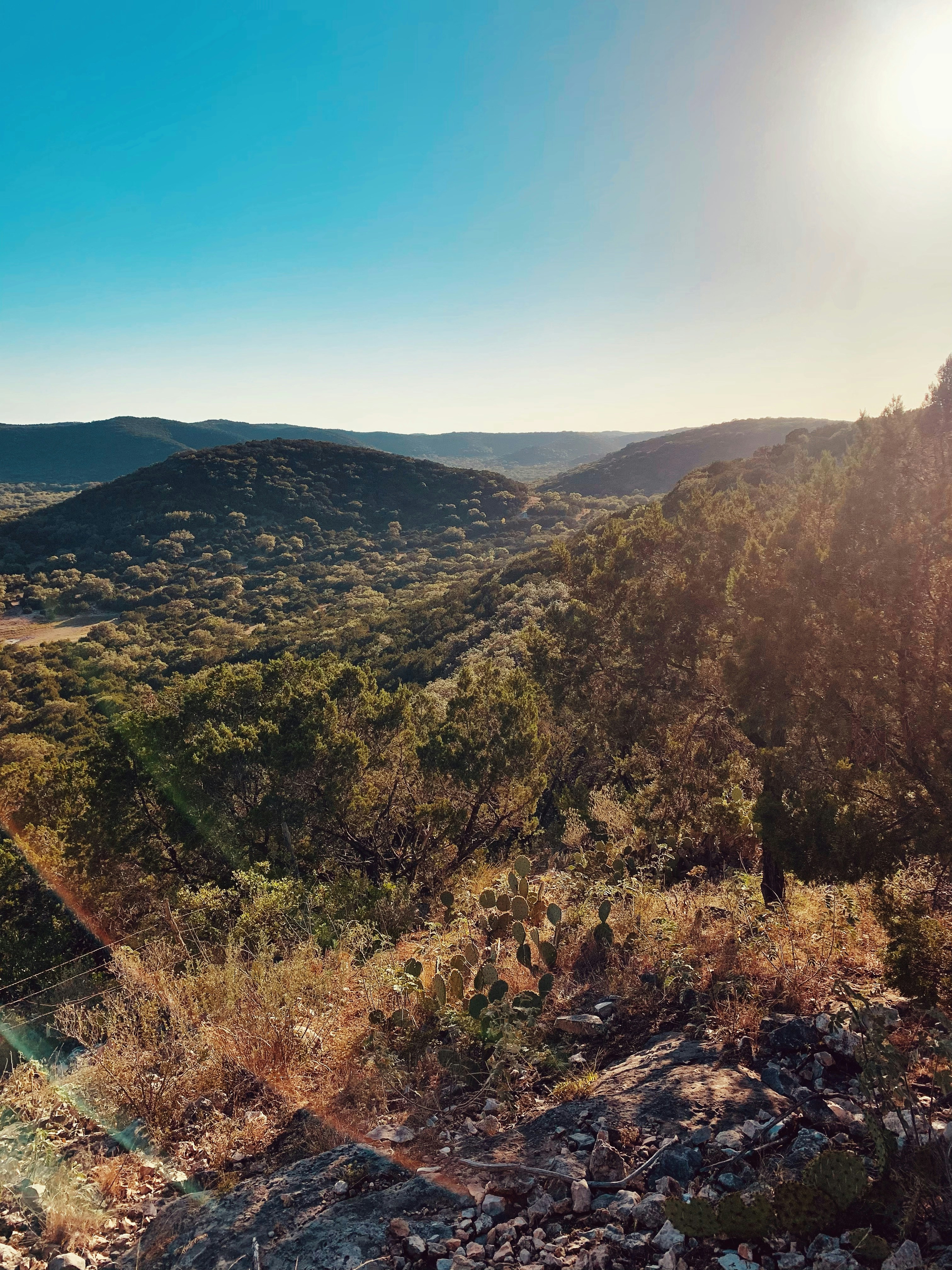The sun shines brightly over a mountain valley photo – Free Concan ...