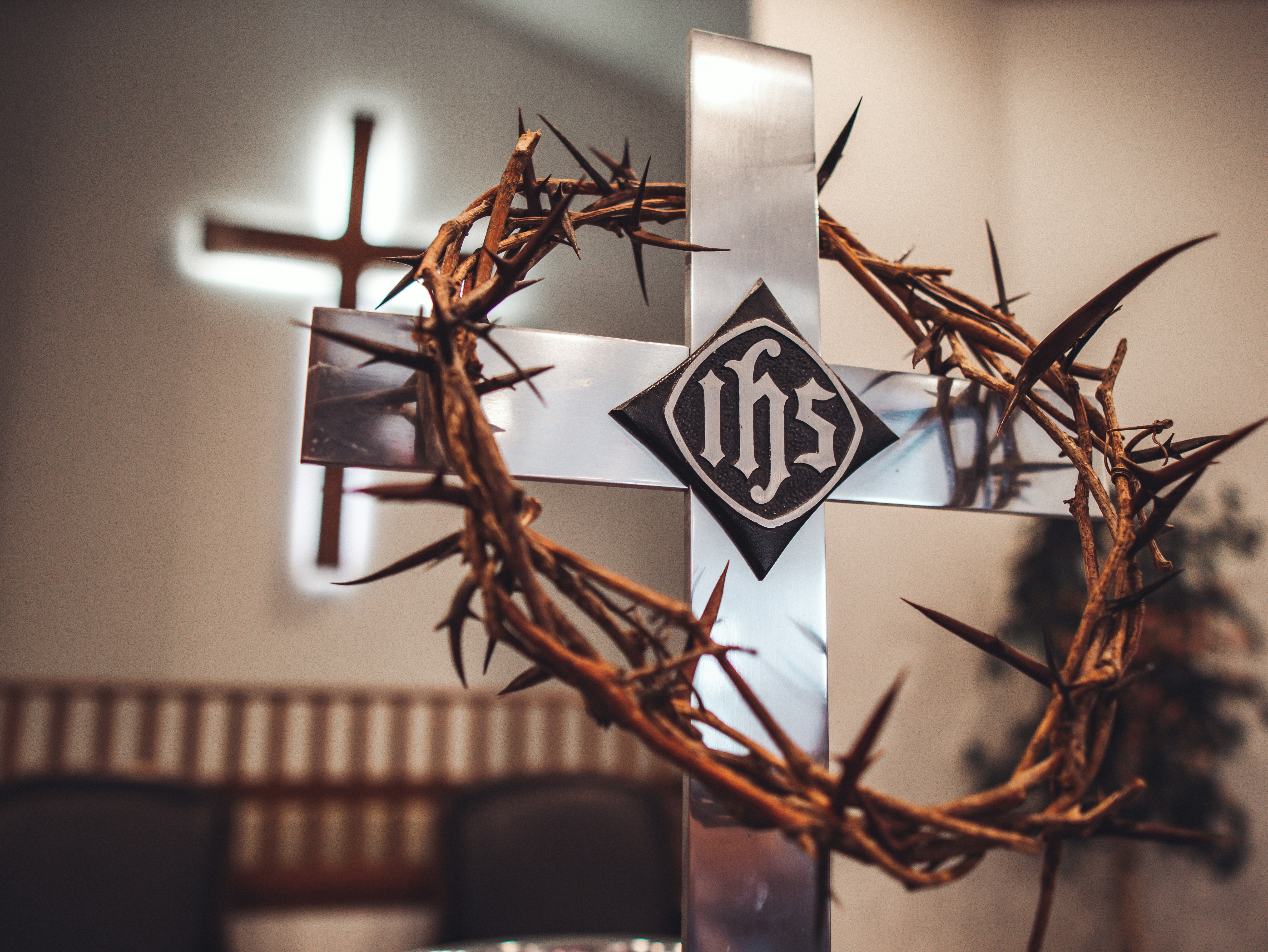 A cross with a crown of thorns on top of it photo – Free Church Image ...