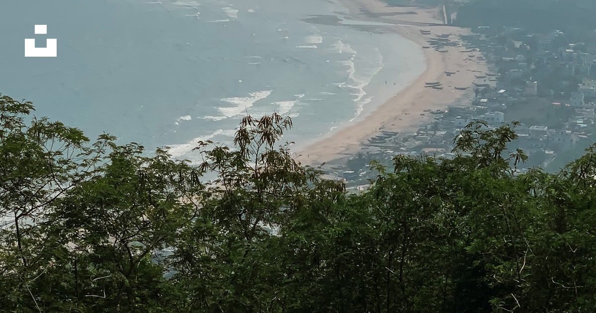 언덕에서 바라본 해변 풍경 사진 Unsplash의 무료 바깥 이미지