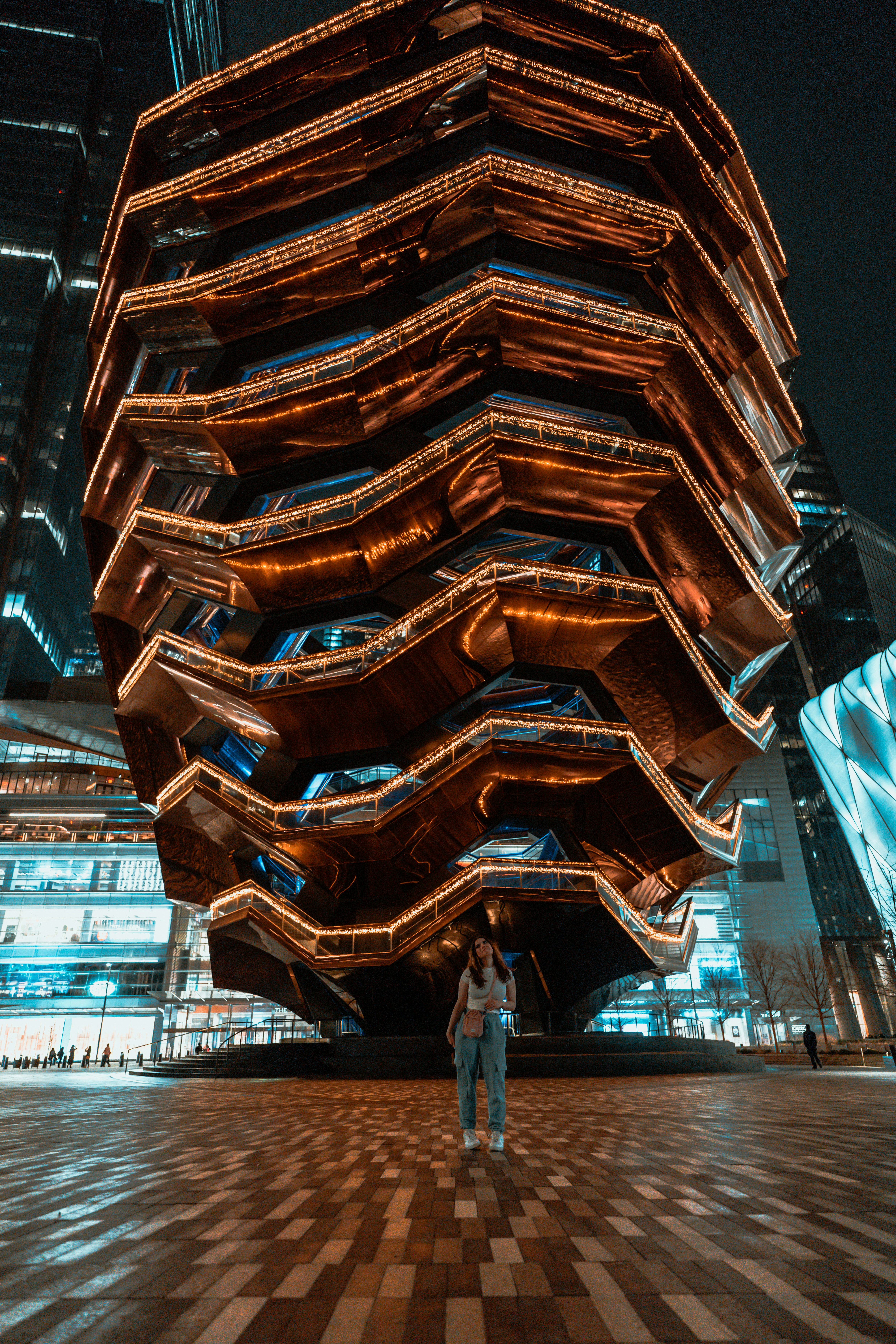 Un homme debout devant un grand immeuble photo – Photo Navire Gratuite ...