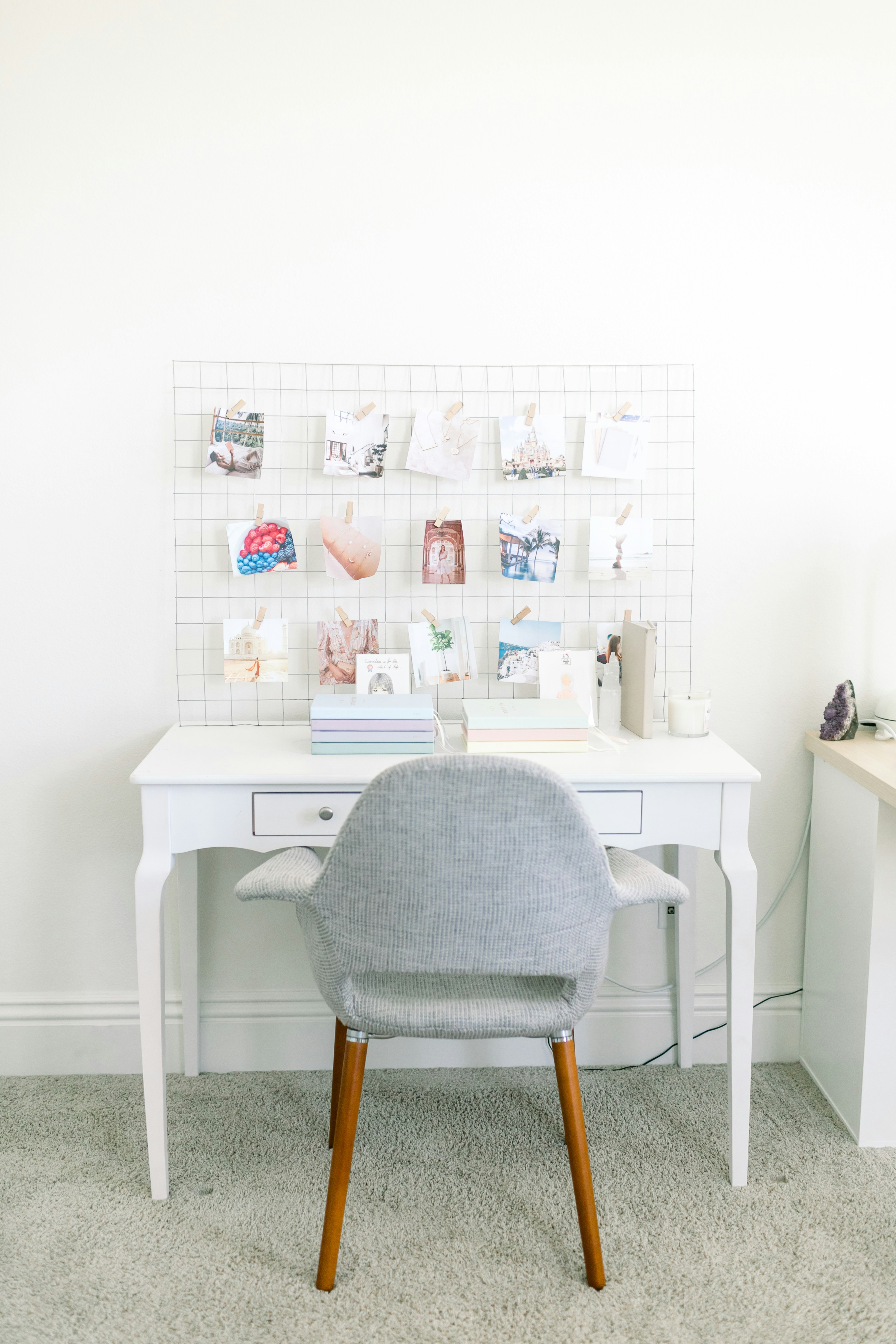 Foto Una silla sentada frente a un escritorio blanco – Imagen Gris ...