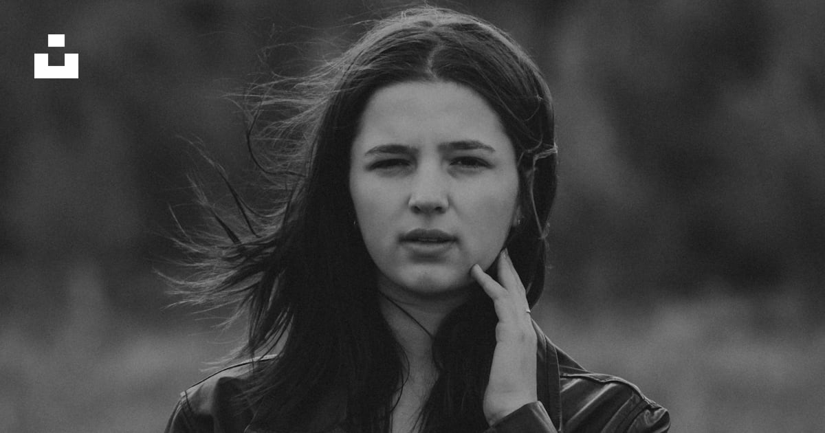 Foto Una Foto En Blanco Y Negro De Una Mujer Hablando Por Teléfono
