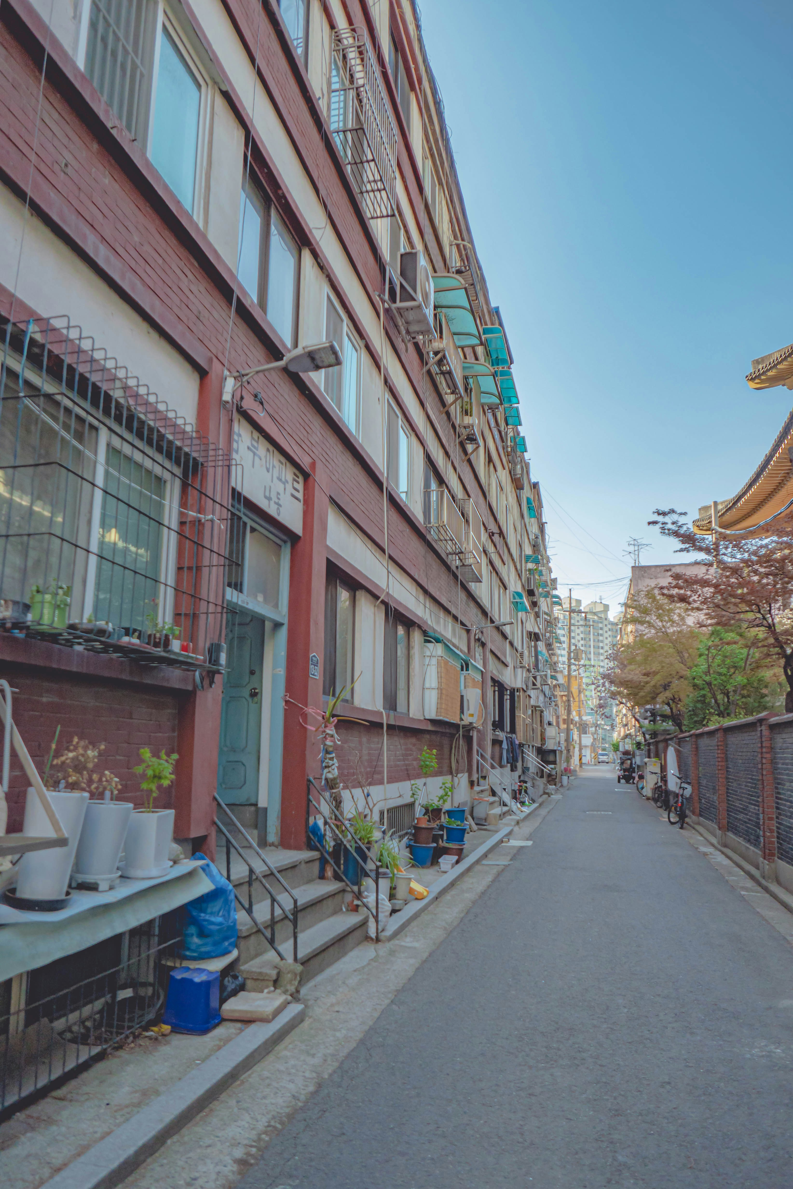 A narrow city street lined with tall buildings photo – Free Yongsan-gu ...