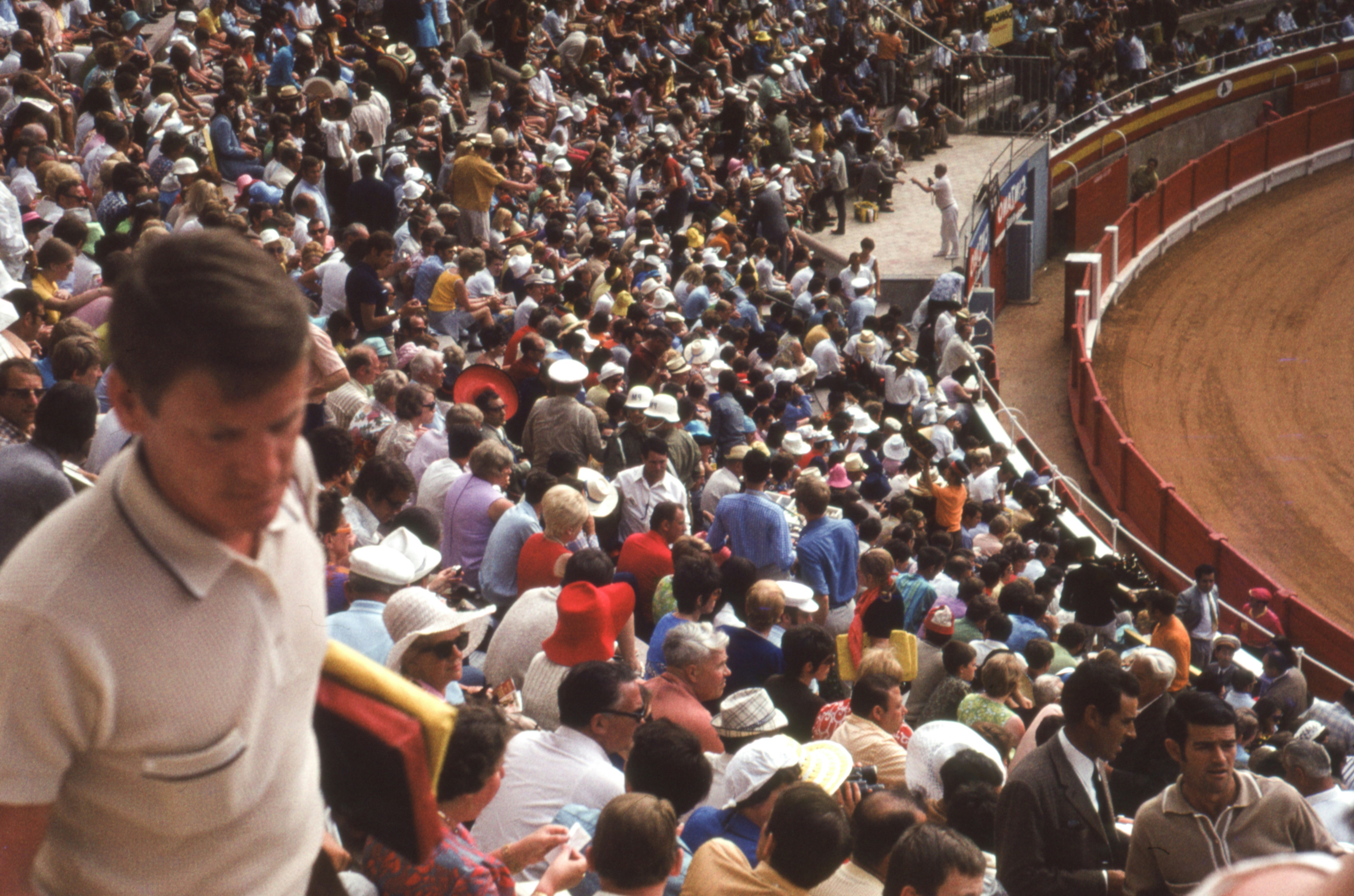 Foto Una multitud de personas mirando a un hombre en un teléfono ...