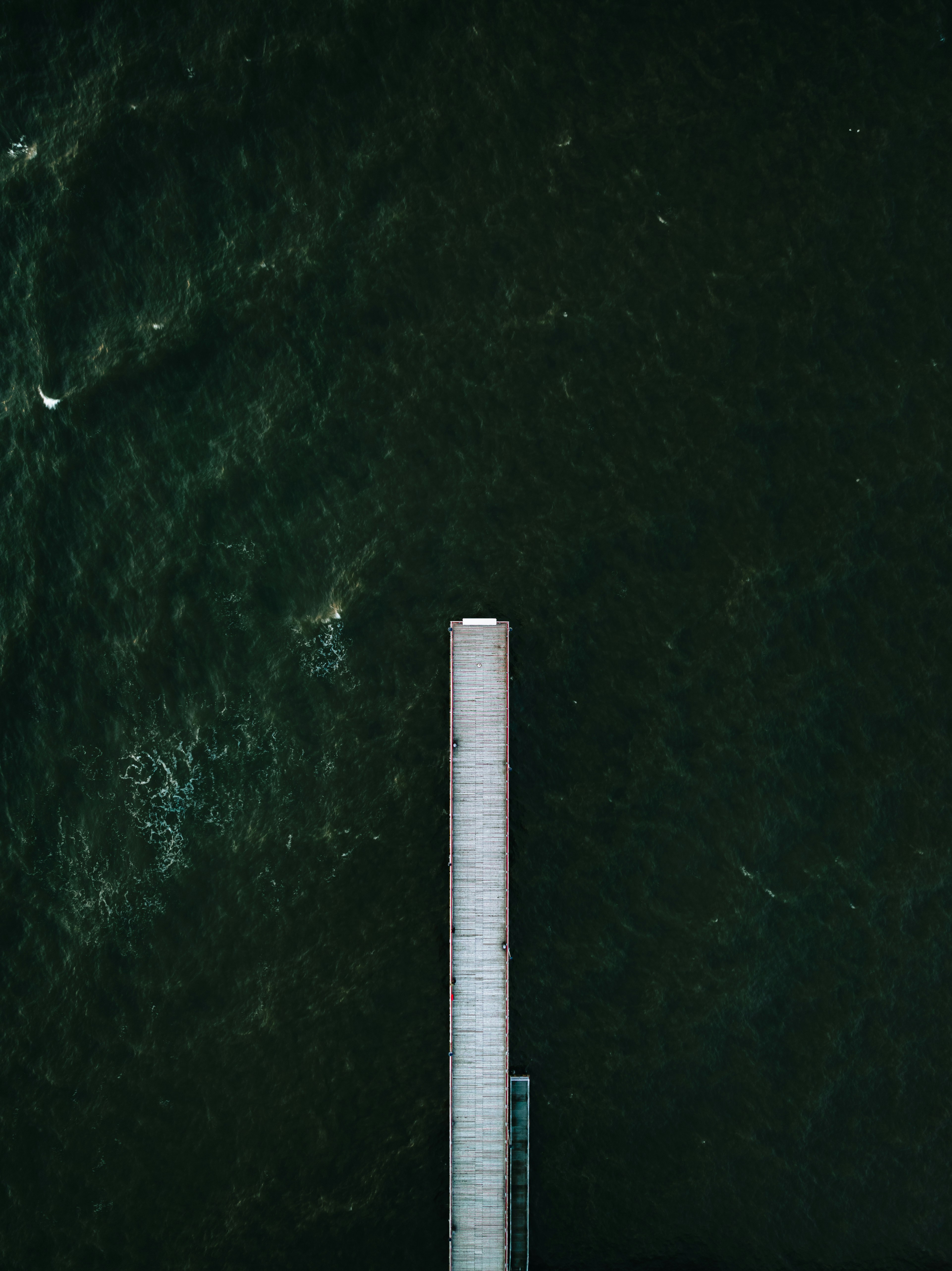 Une vue aérienne d’une jetée au milieu d’un plan d’eau photo – Photo ...