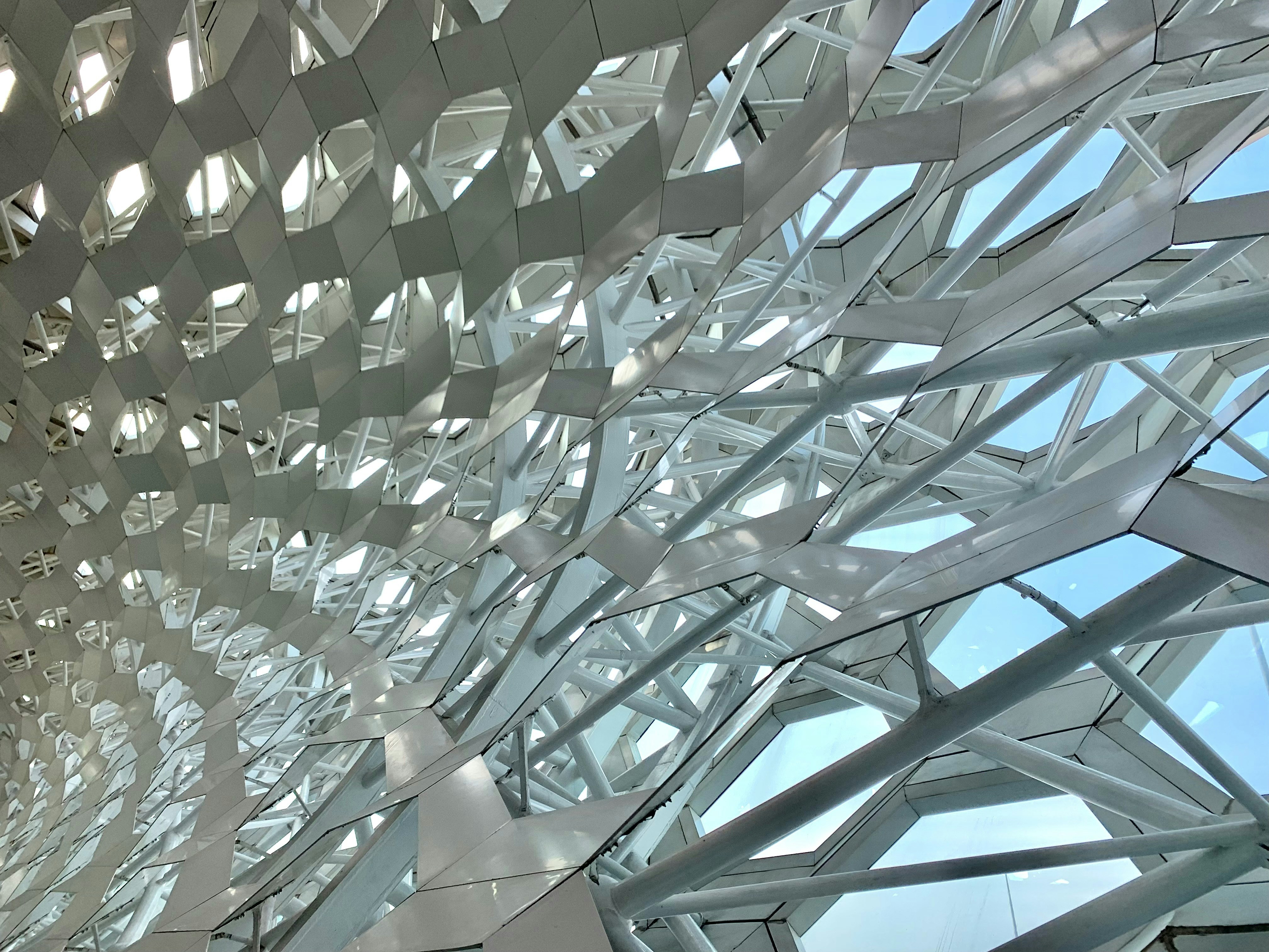 A building that has a lot of mirrors on it photo – Free Architecture ...