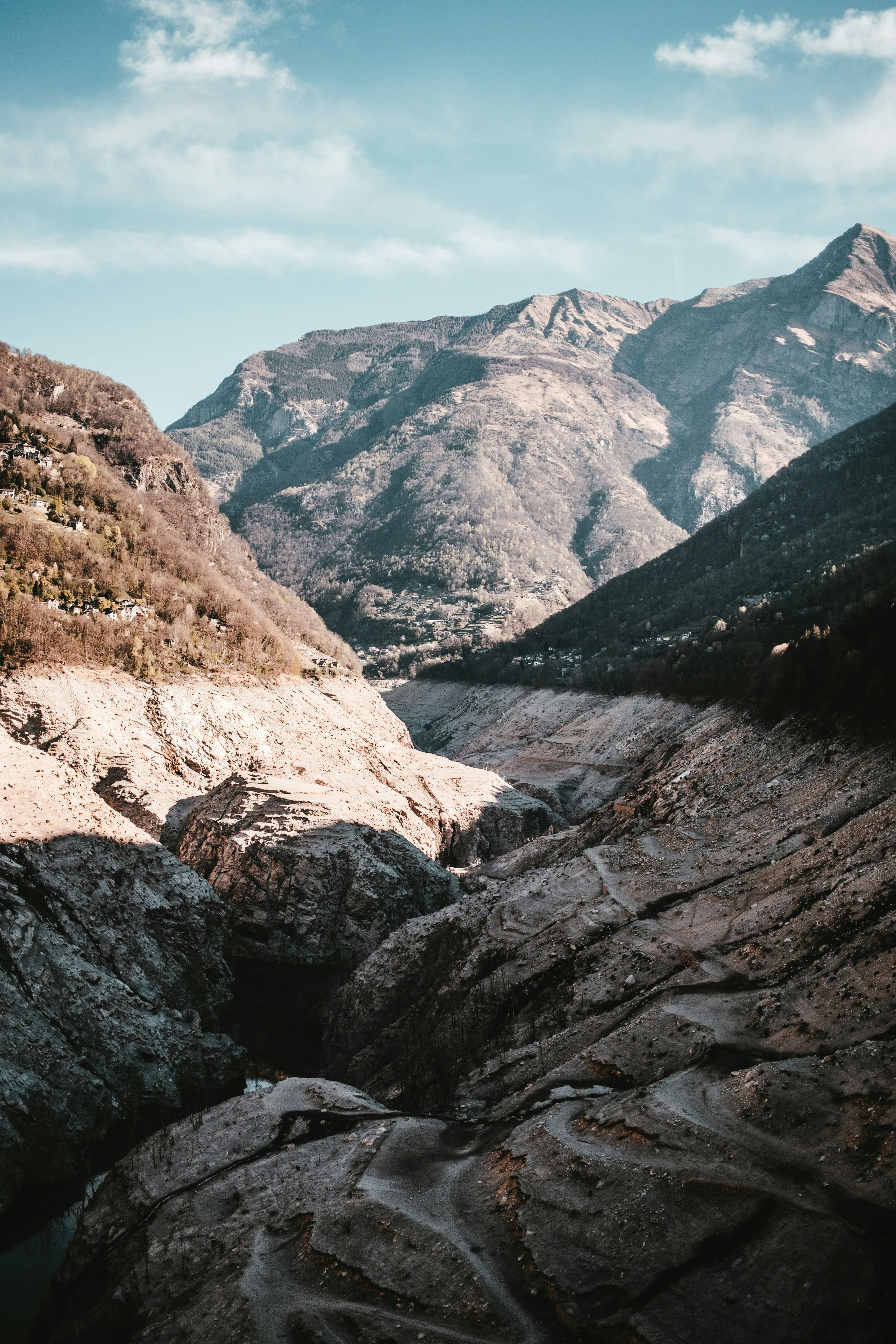 Une rivière rocheuse qui traverse une vallée entourée de montagnes ...