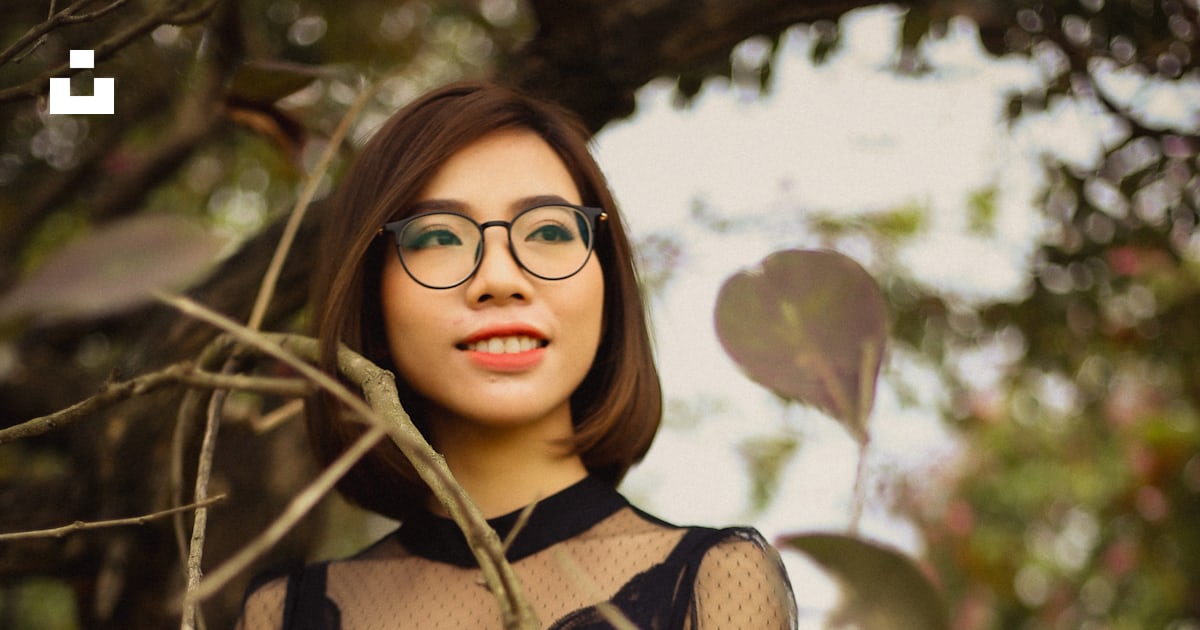 Una Mujer Con Gafas Parada Debajo De Un árbol Foto Imagen De Cara