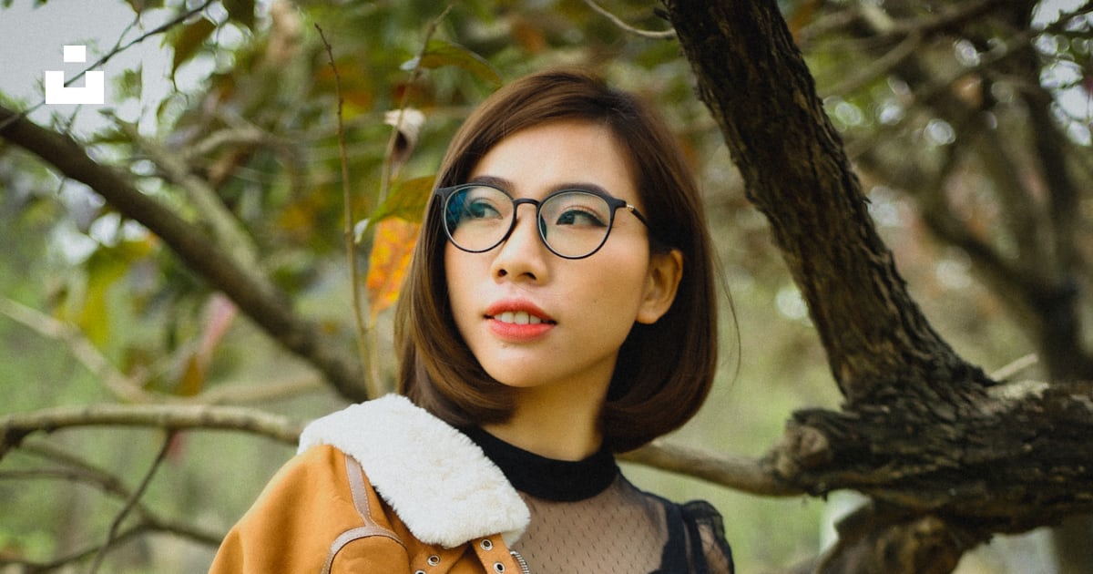 黒いドレスと茶色のジャケットを着た女性の写真 Unsplashの無料写真