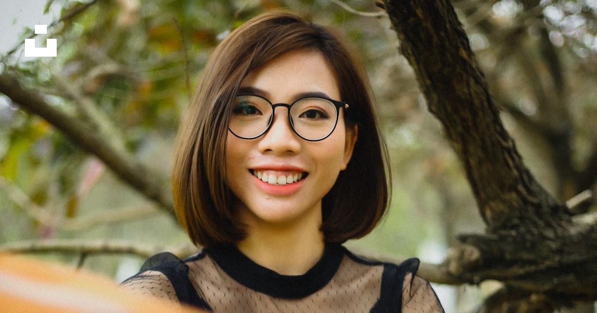 Foto Una Mujer Con Gafas Parada Debajo De Un árbol Imagen Humano