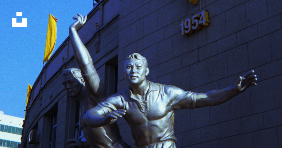 Foto Una Estatua De Dos Hombres Jugando Un Juego De Frisbee Imagen