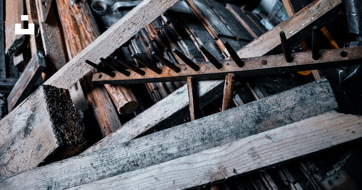 Foto zum Thema Ein Haufen alter Holz- und Metallgegenstände ... Foto zum Thema Ein Haufen alter Holz- und Metallgegenstände ...