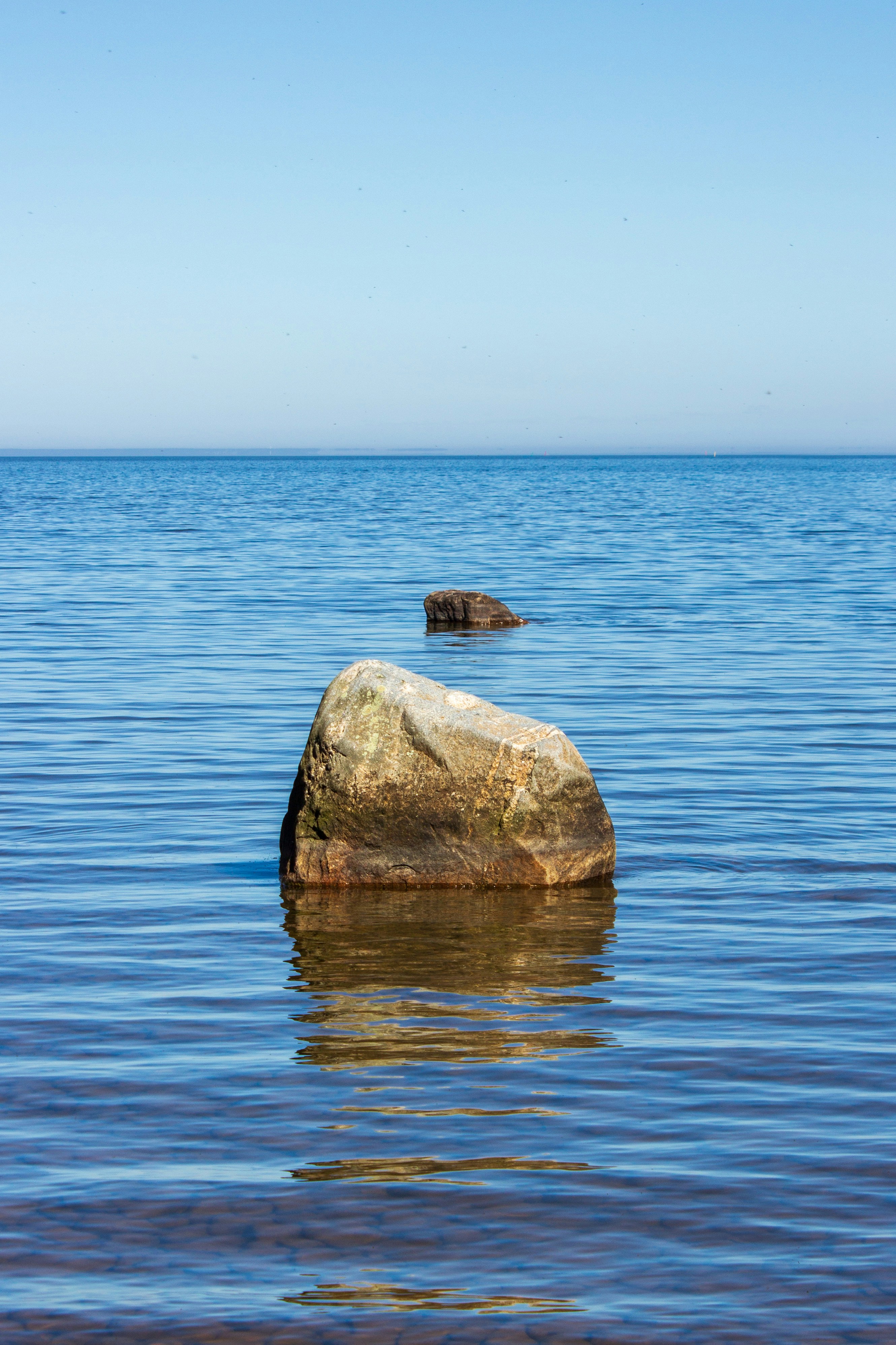 Un gros rocher au milieu d’un plan d’eau photo – Photo La Suède ...