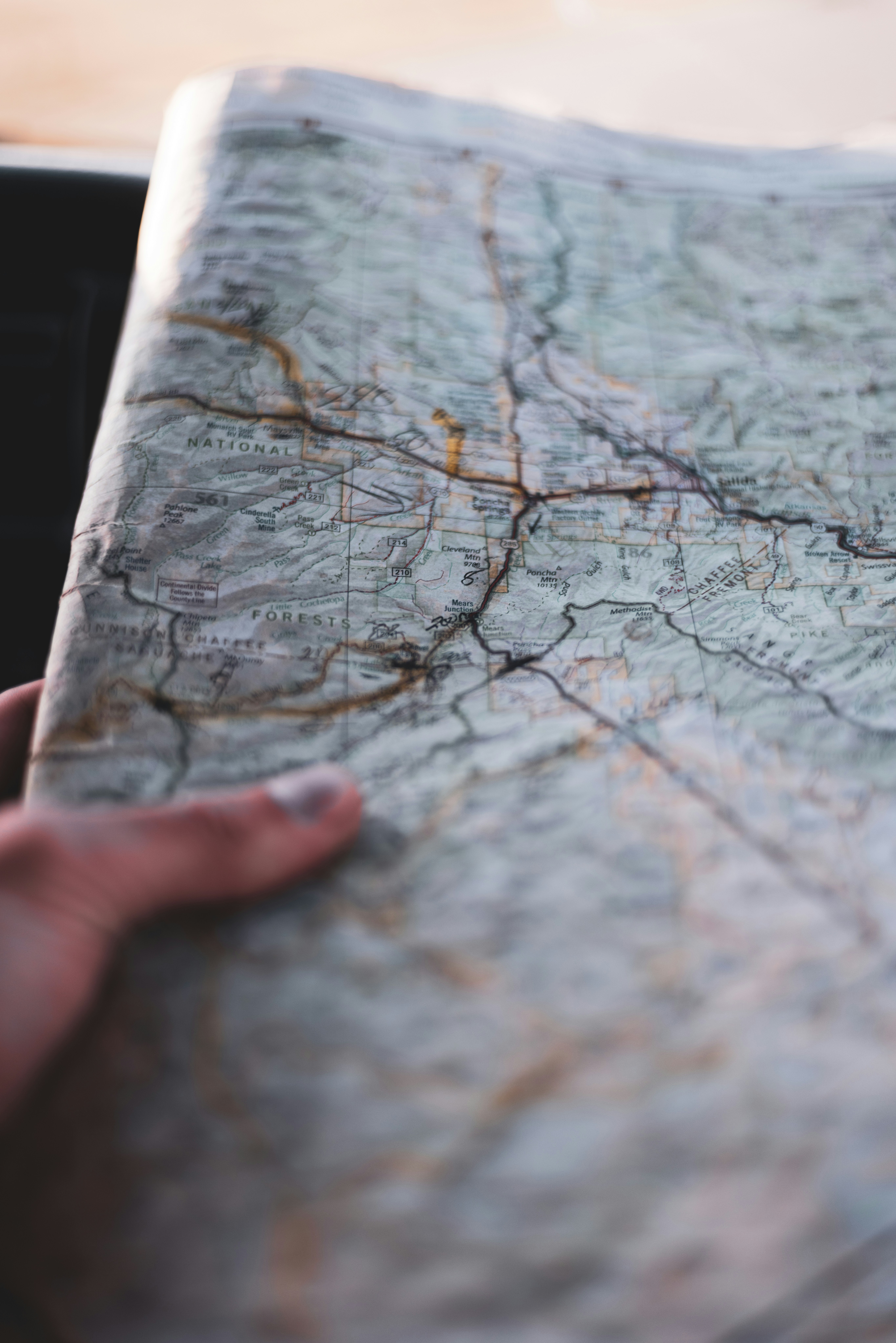 Una persona sosteniendo un mapa en la mano foto – Imagen de Gris ...