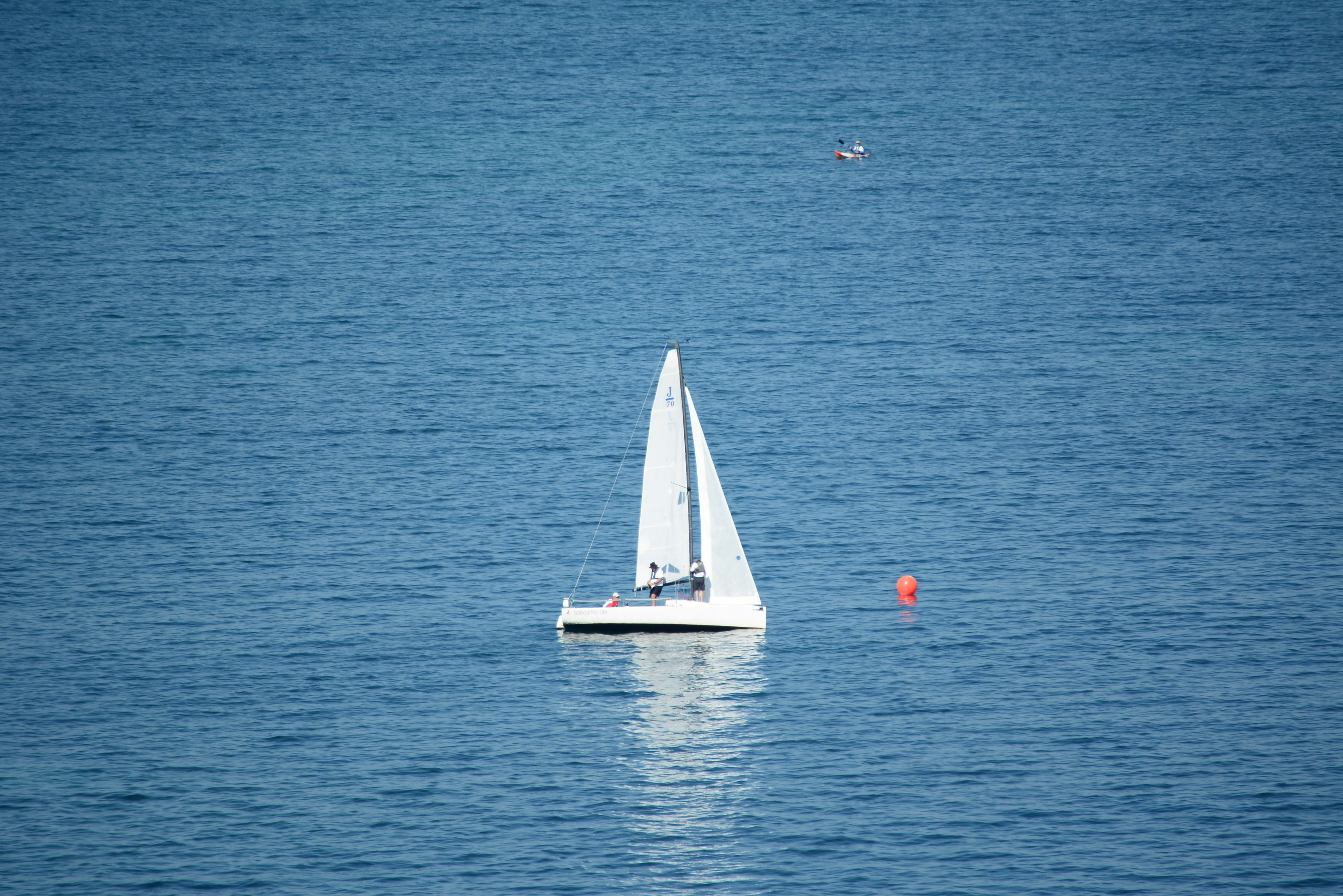 Foto zum Thema Ein Segelboot, das mitten in einem Gewässer schwimmt ...