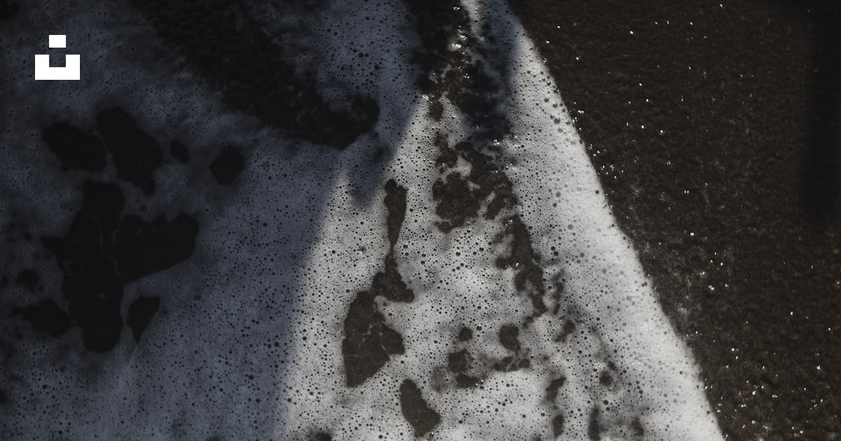 Foto Uma Foto Em Preto E Branco De Neve No Chão Imagem De Cinza