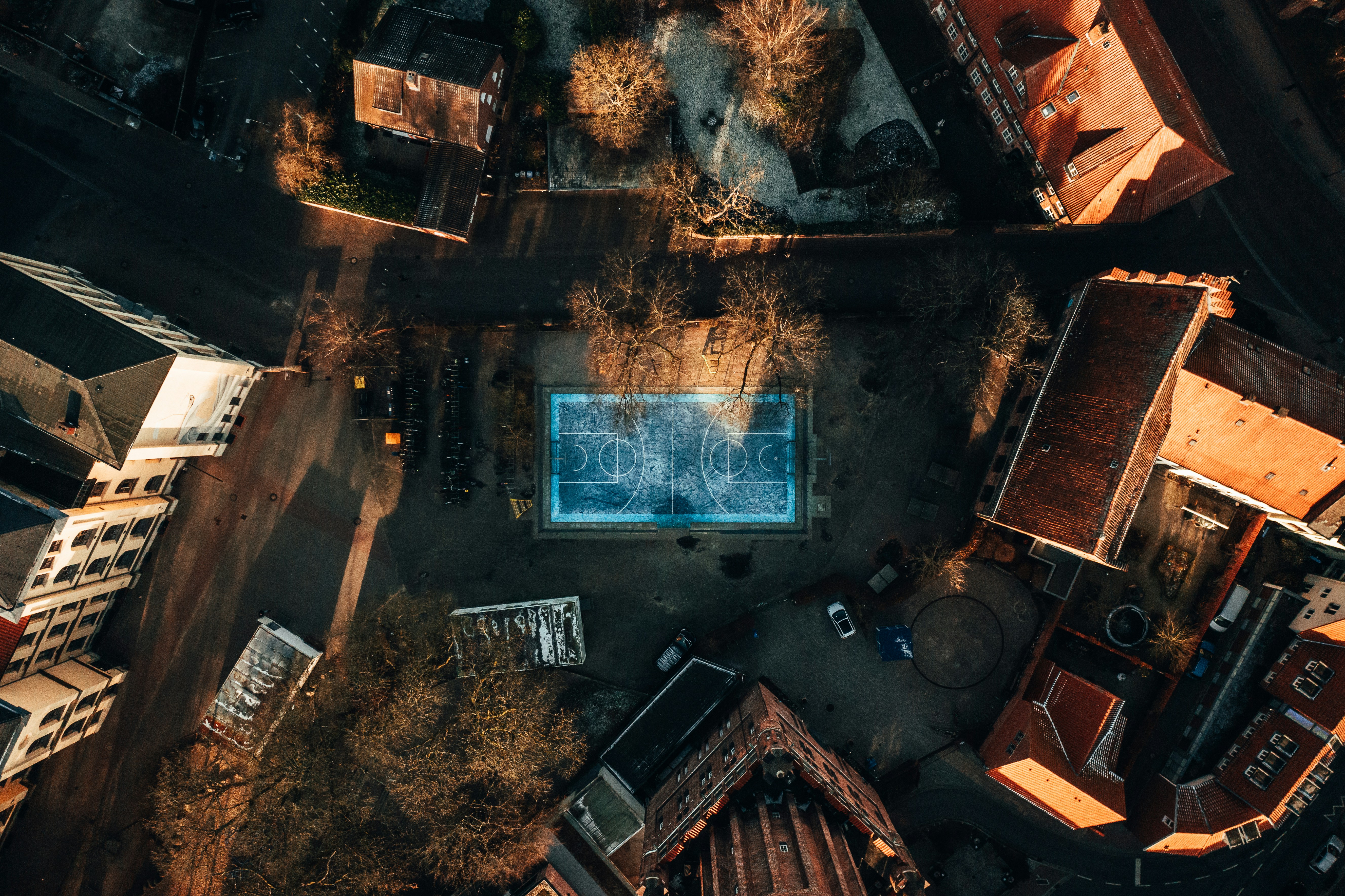 Blue Court in the Heart of the Block: An Aerial City Geometry