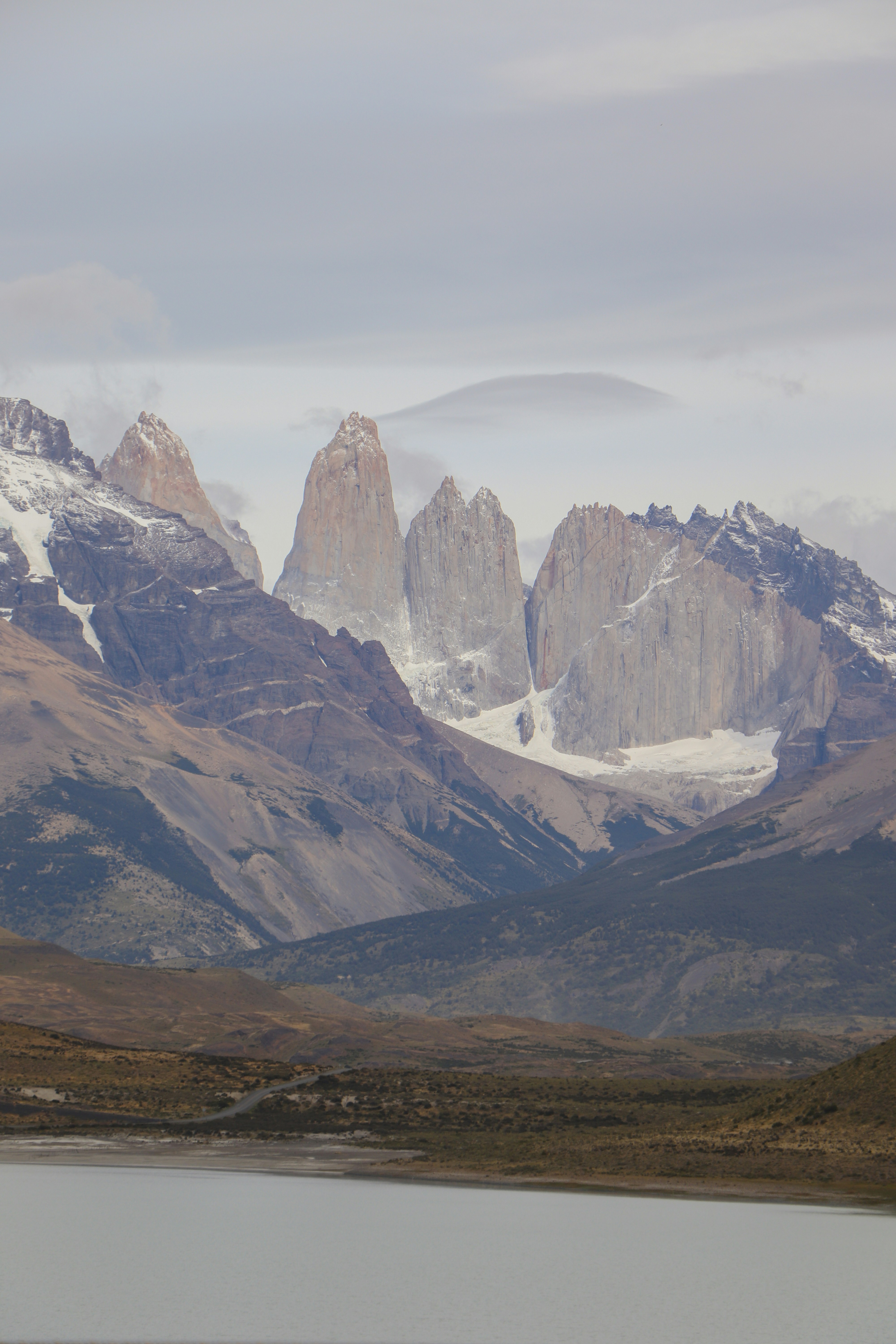 Una cadena montañosa con un lago en primer plano foto – Imagen de Gris gratuita en Unsplash